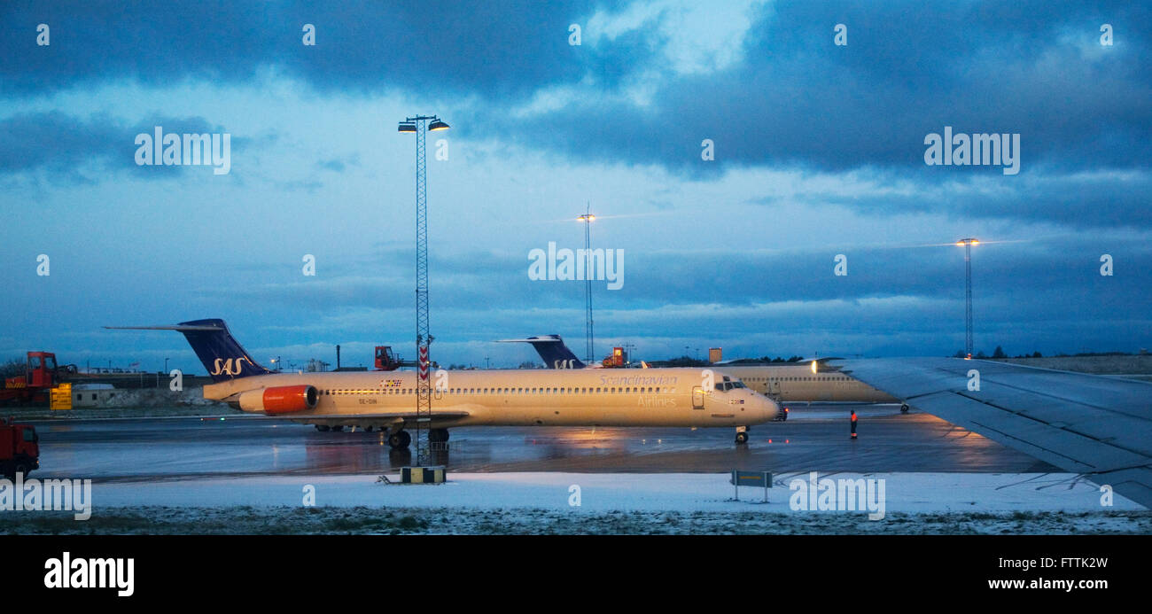 Aircraft on the ground hi-res stock photography and images - Alamy