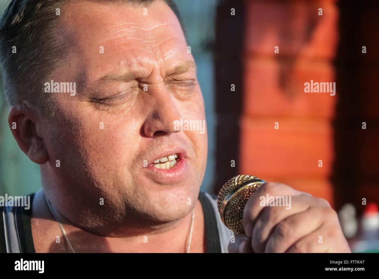 Man singing microphone woman hi-res stock photography and images - Alamy
