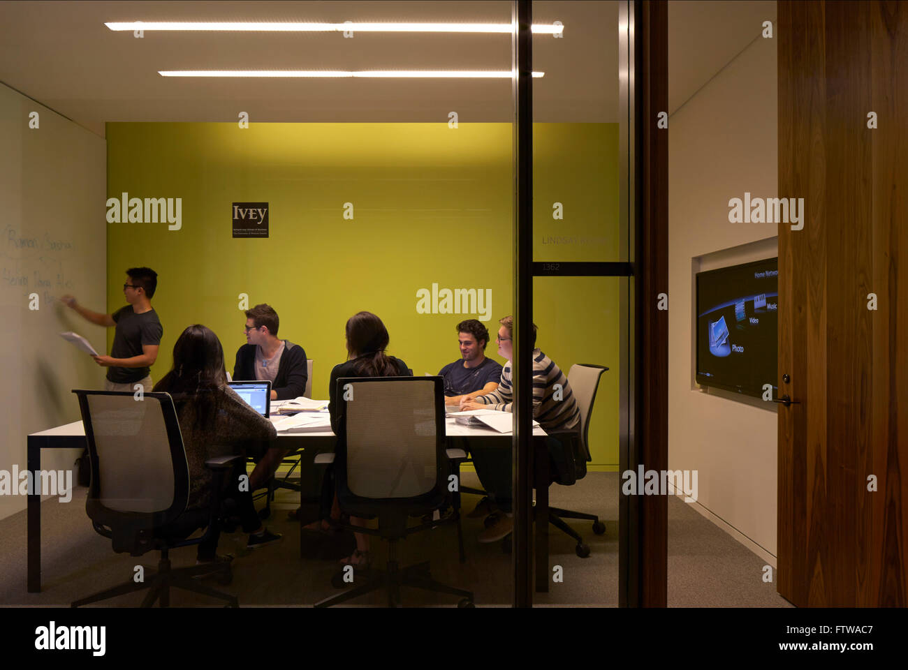 London business school screen hi-res stock photography and images - Alamy