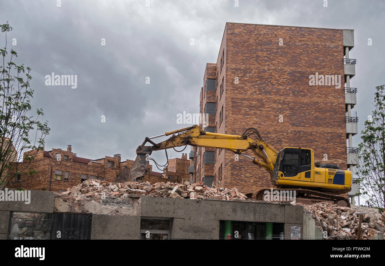 House demolition excavator hi-res stock photography and images - Alamy