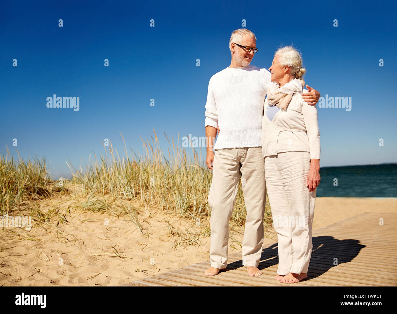 Elderly couple walking and talking hi-res stock photography and images ...