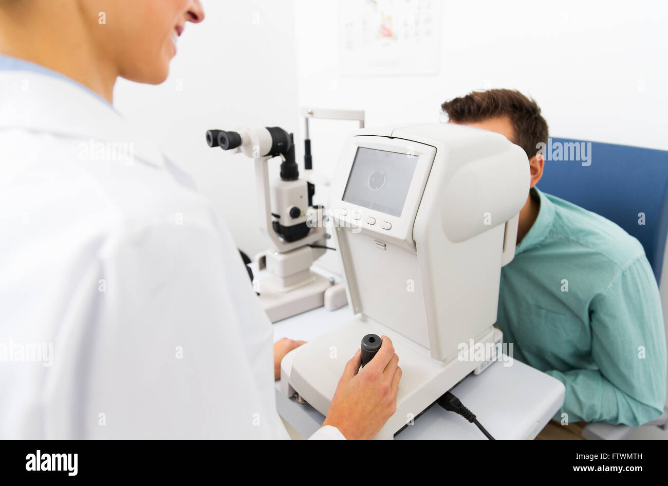 optician with autorefractor and patient at clinic Stock Photo - Alamy
