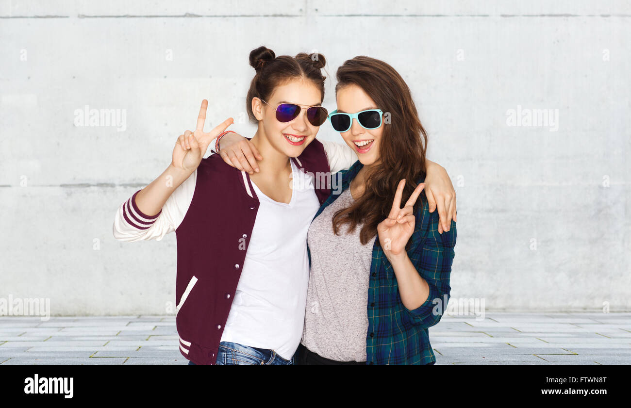 smiling teenage girls in sunglasses showing peace Stock Photo - Alamy