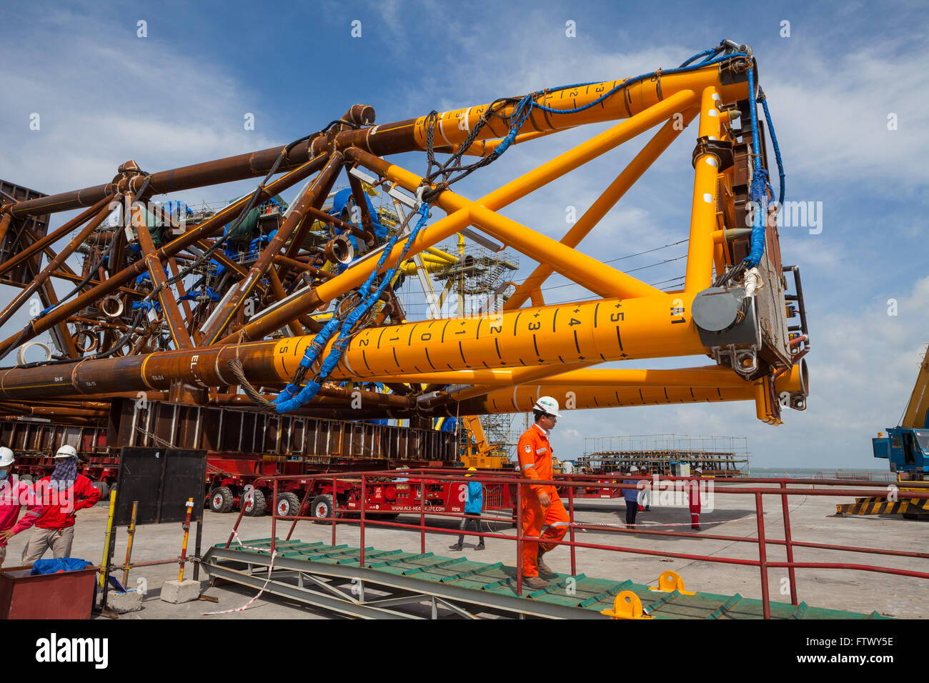 Oil rig jacket hi-res stock photography and images - Alamy