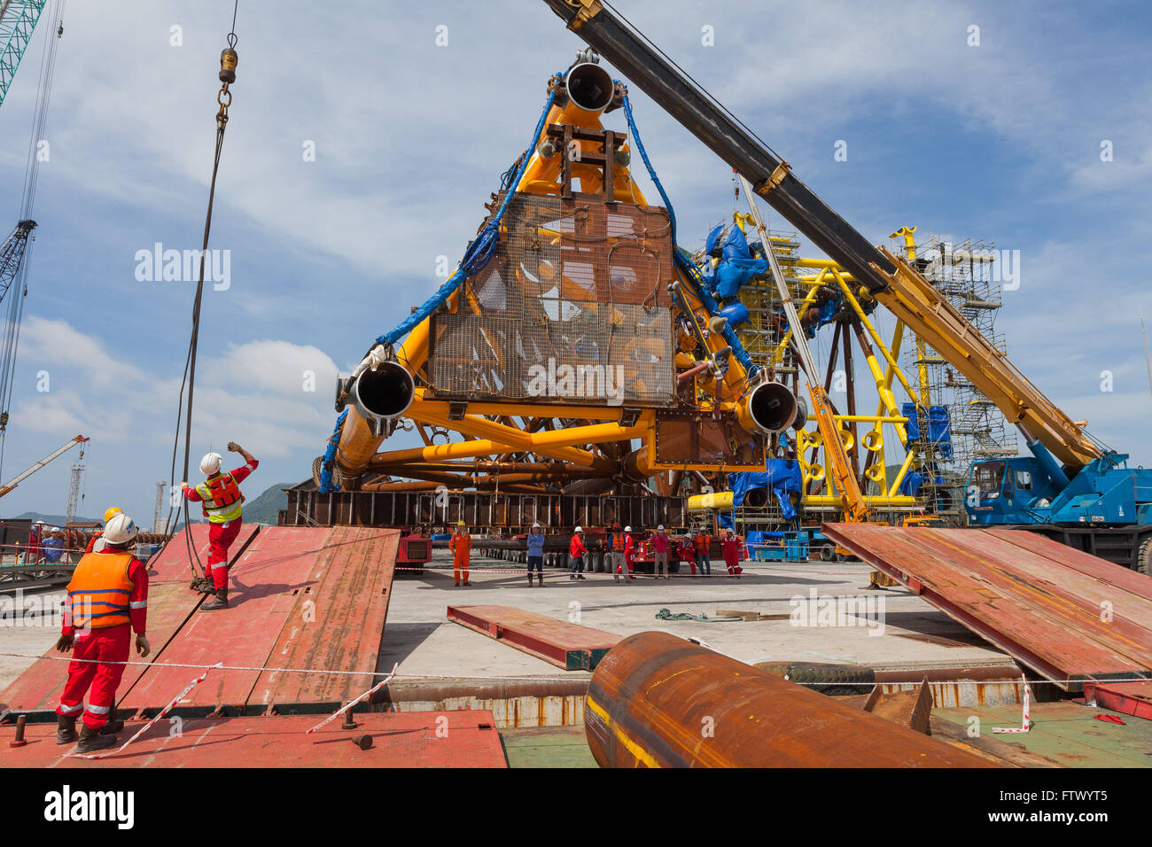 Men working in front of a rig jacket before transfer to a barge Stock ...