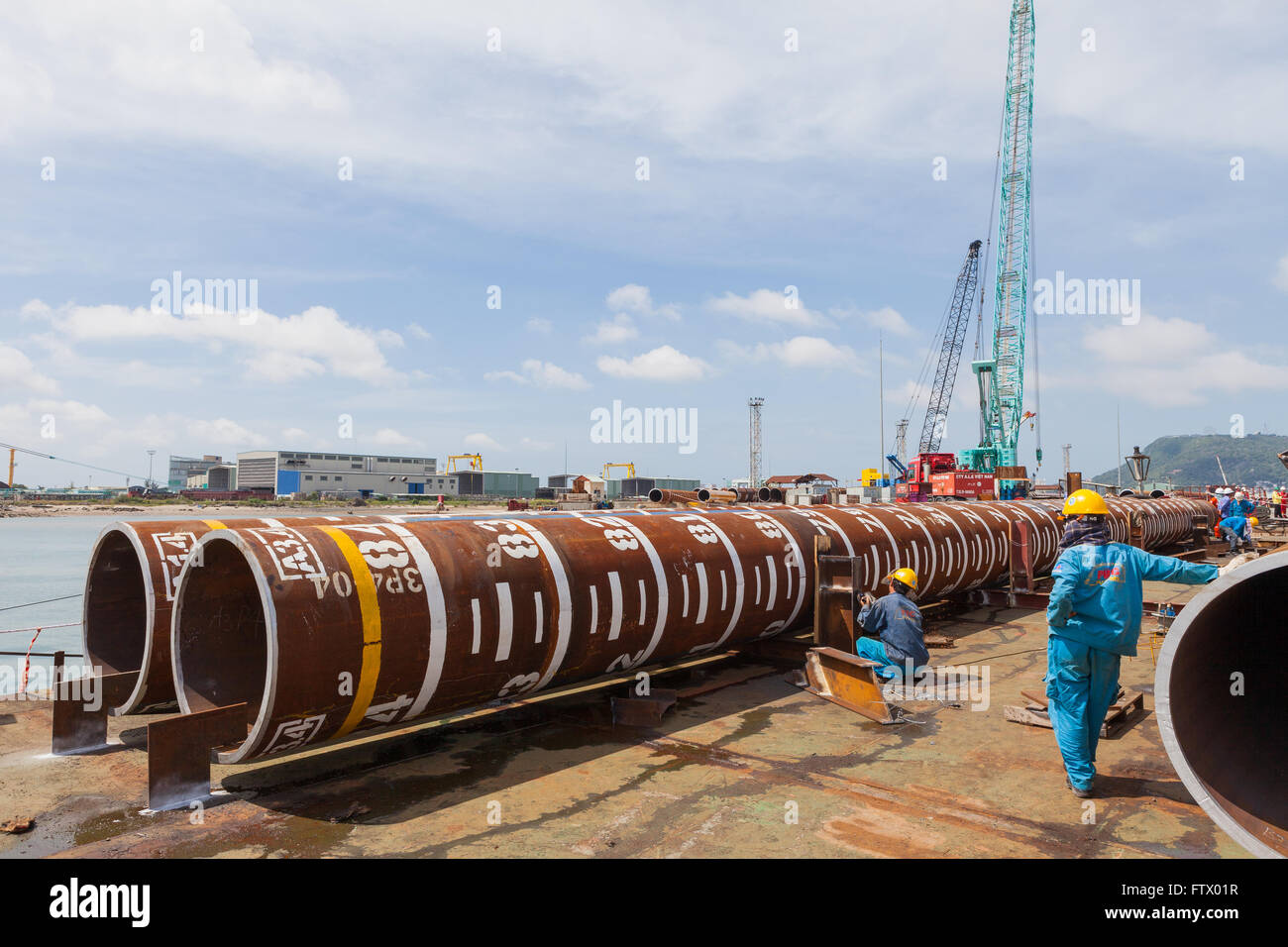 Oil rig and men hi-res stock photography and images - Alamy