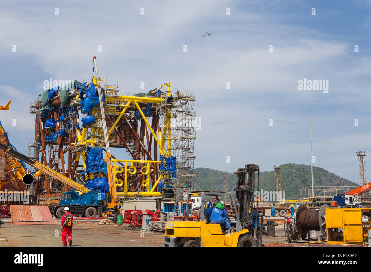 Men working on an oil rig construction site Stock Photo - Alamy