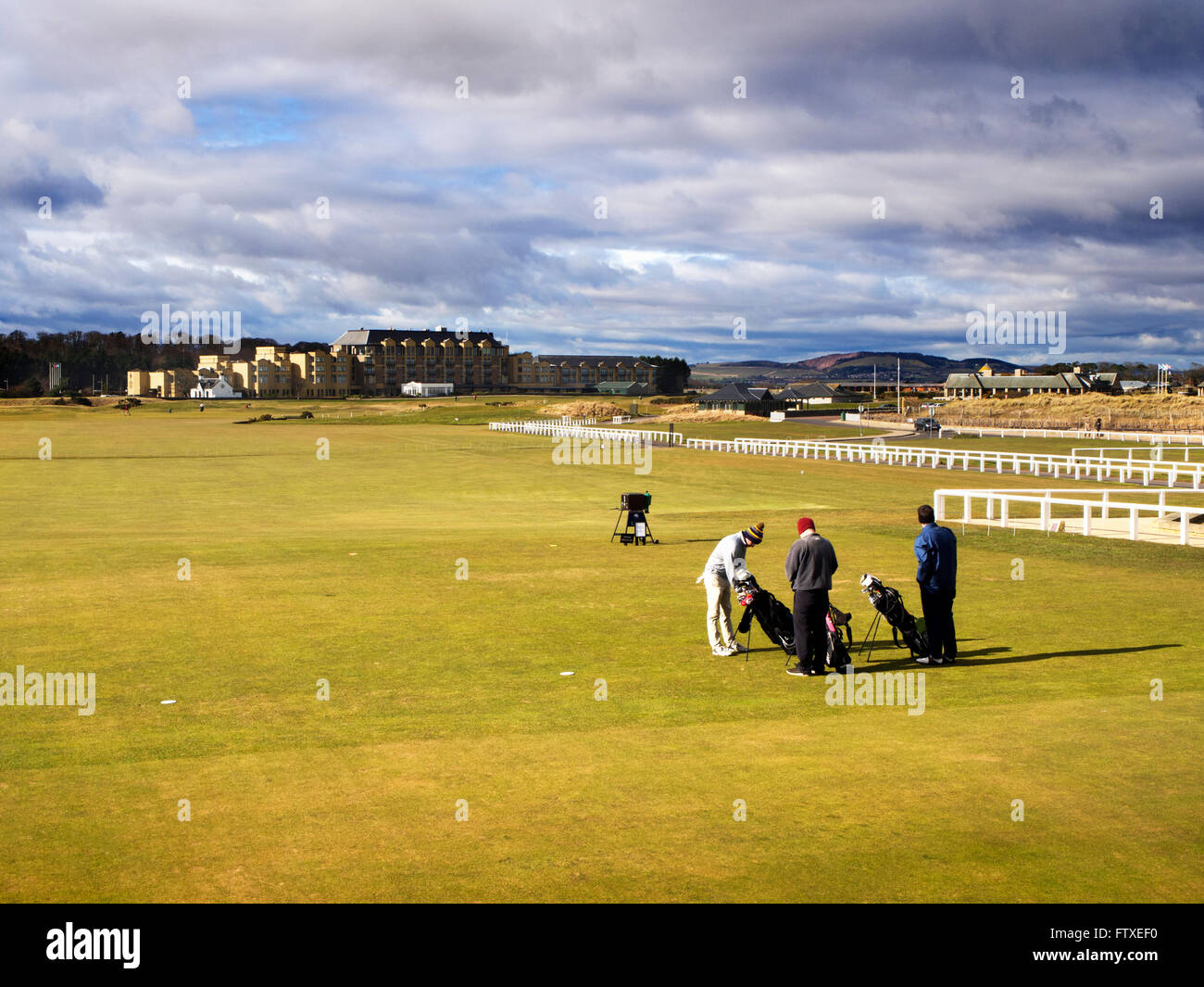 Gold golfers first tee fairway hi-res stock photography and images - Alamy