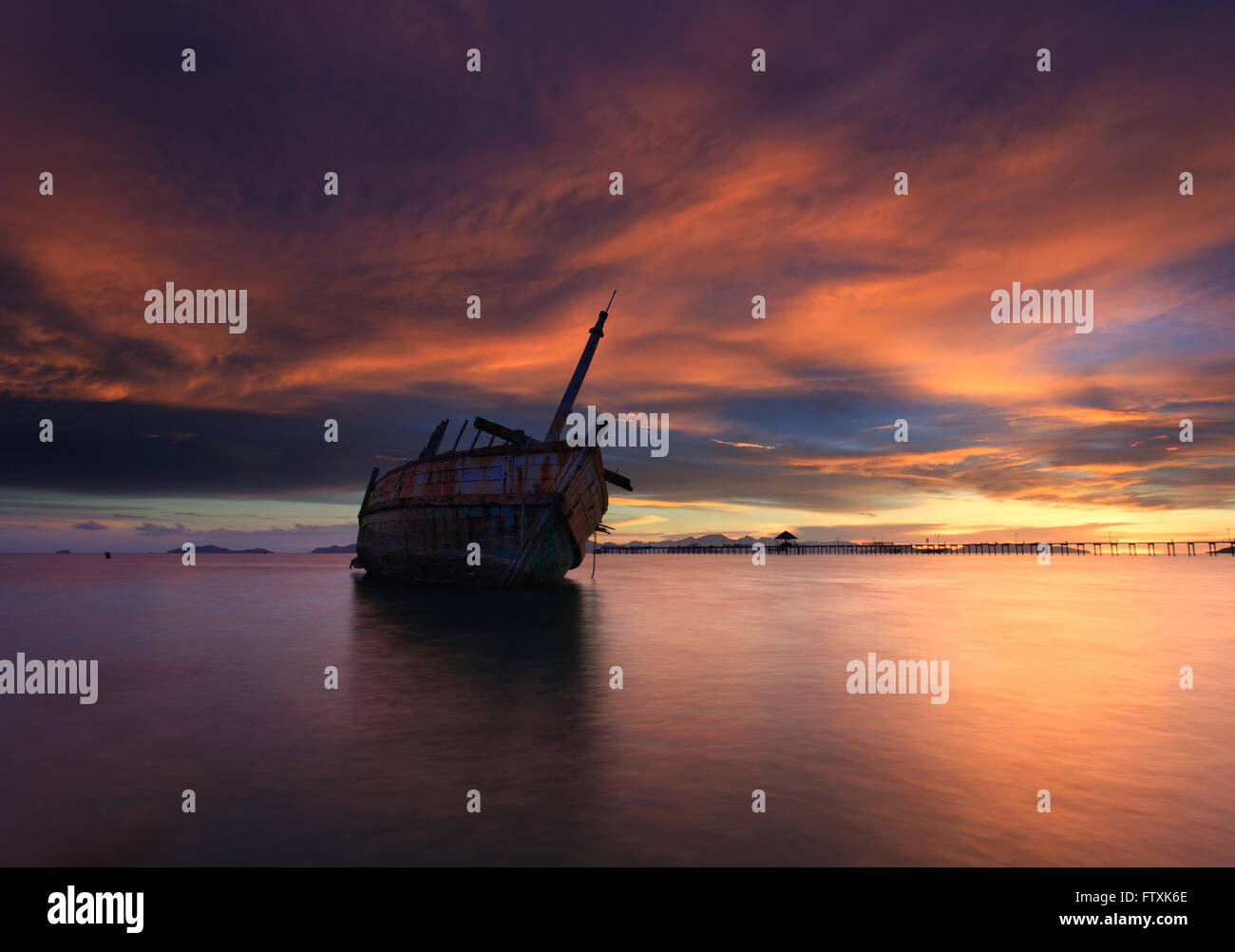 Decaying boat hi-res stock photography and images - Alamy