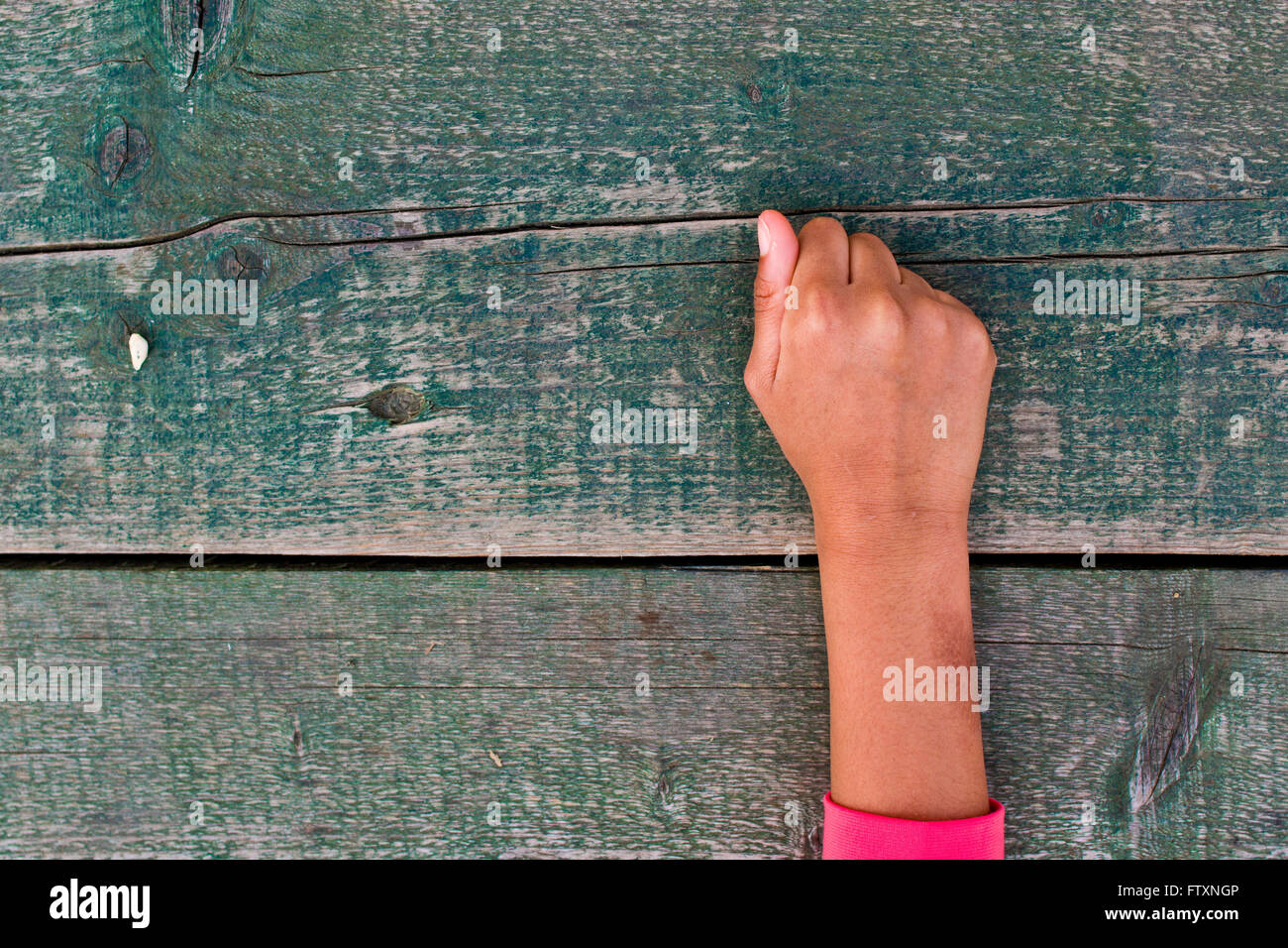 Overhead hands table hi-res stock photography and images - Alamy