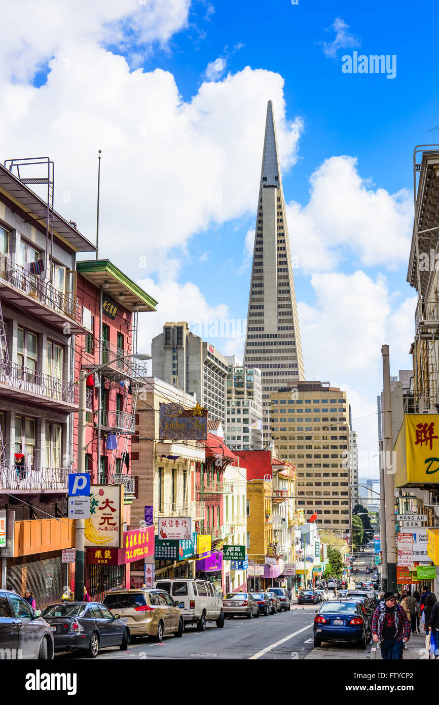 San francisco chinatown transamerica pyramid hi-res stock photography ...