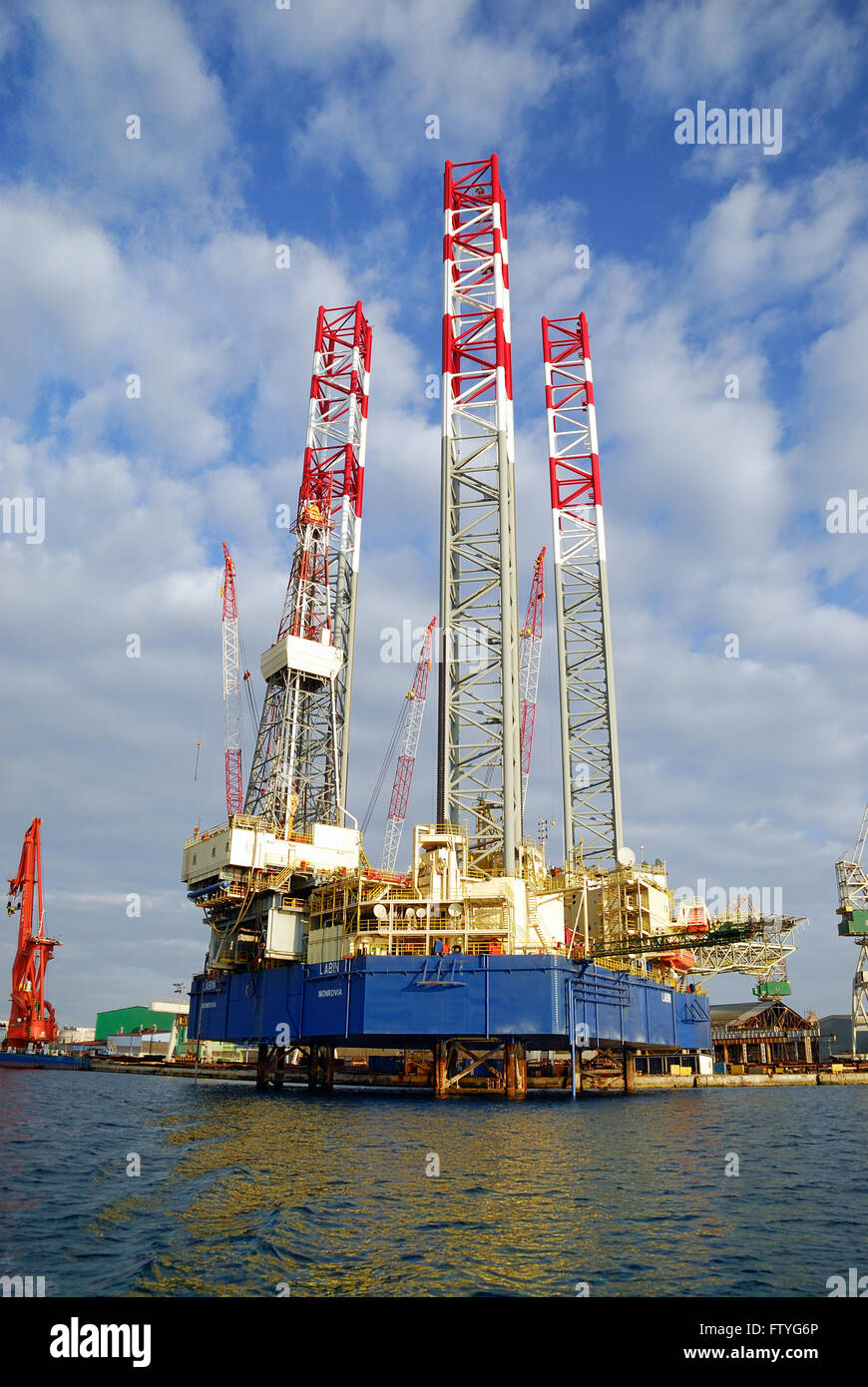 Oil platform under construction at the shipyard Uljanik in Pula Stock ...