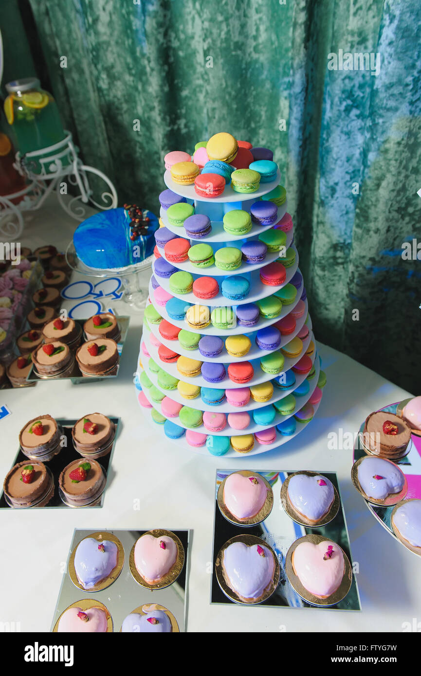 Macaroon tower cakes hi-res stock photography and images - Alamy