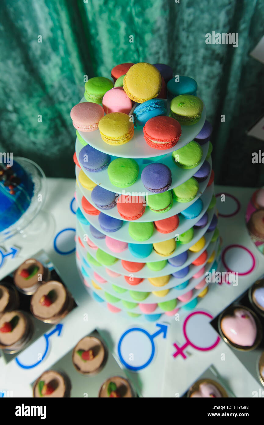 Macaroon tower cakes hi-res stock photography and images - Alamy