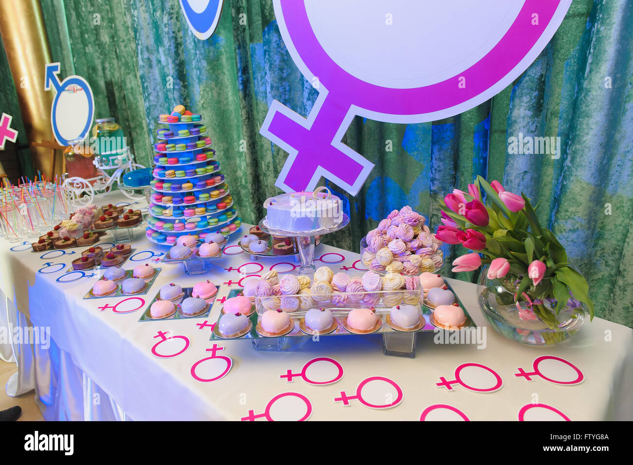 Macaroon tower cakes hi-res stock photography and images - Alamy