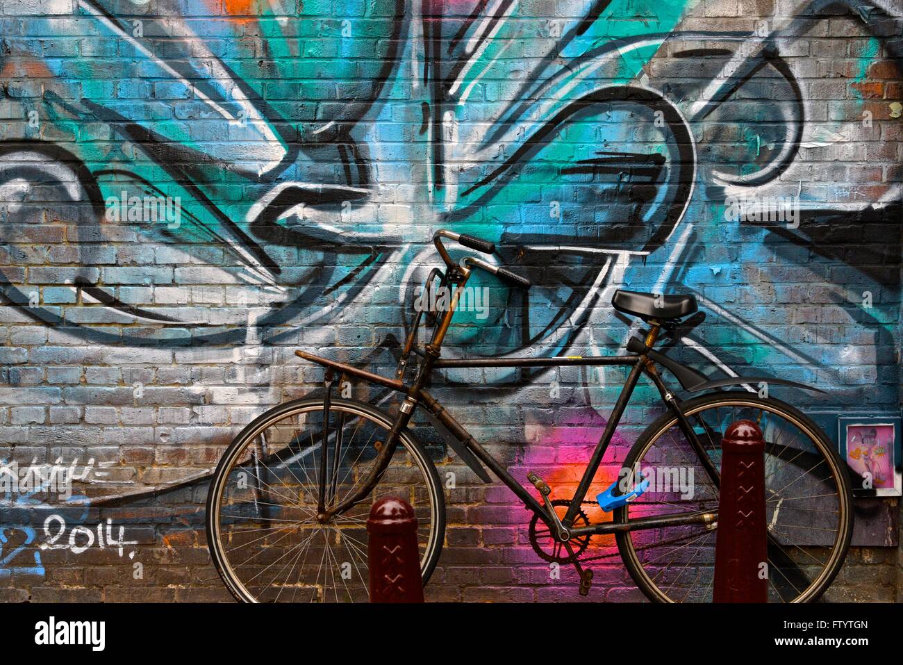 Street art graffiti and bicycle Stock Photo - Alamy