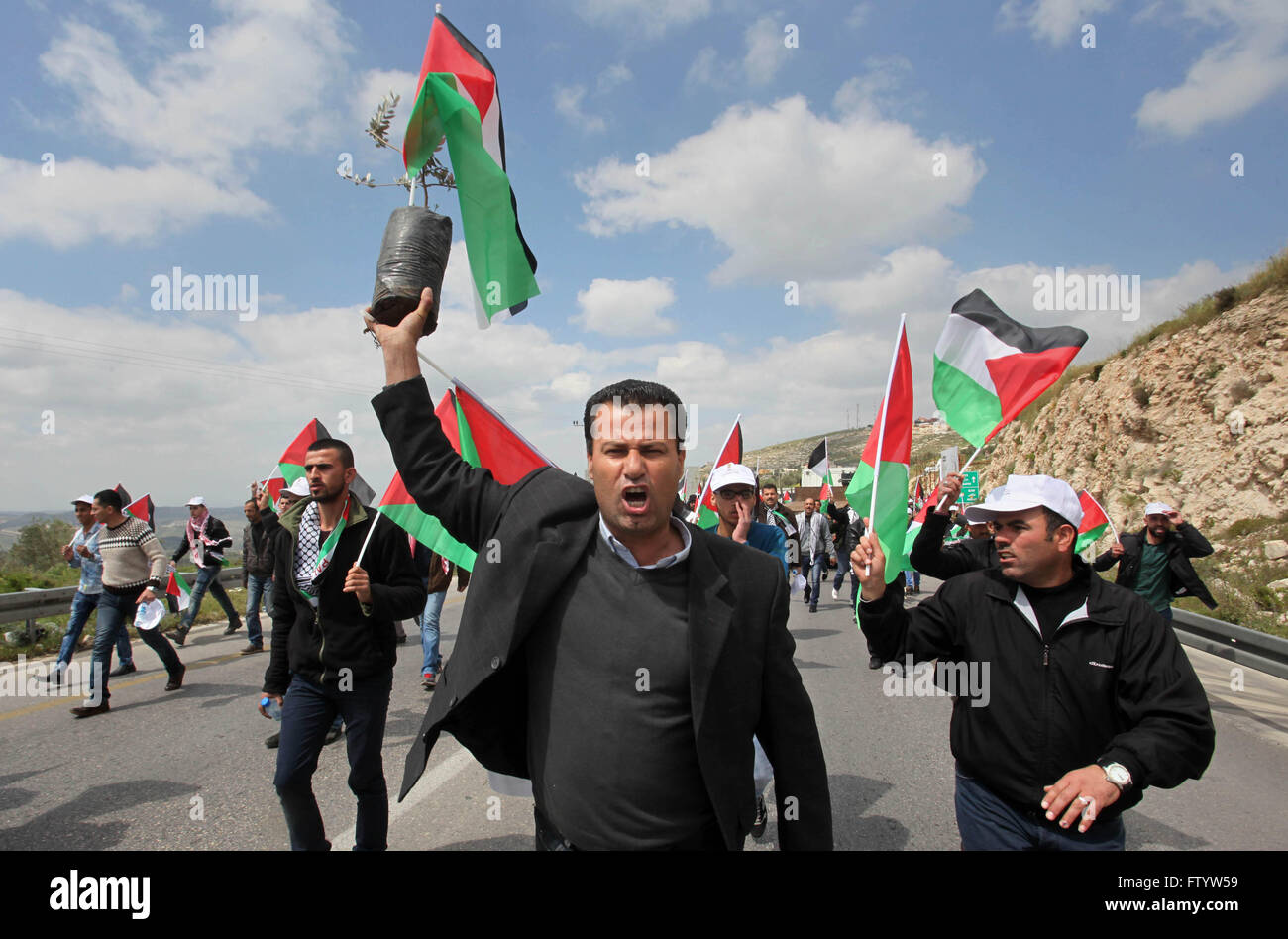 Nablus, West Bank, Palestinian Territory. 30th Mar, 2016. Palestinian ...