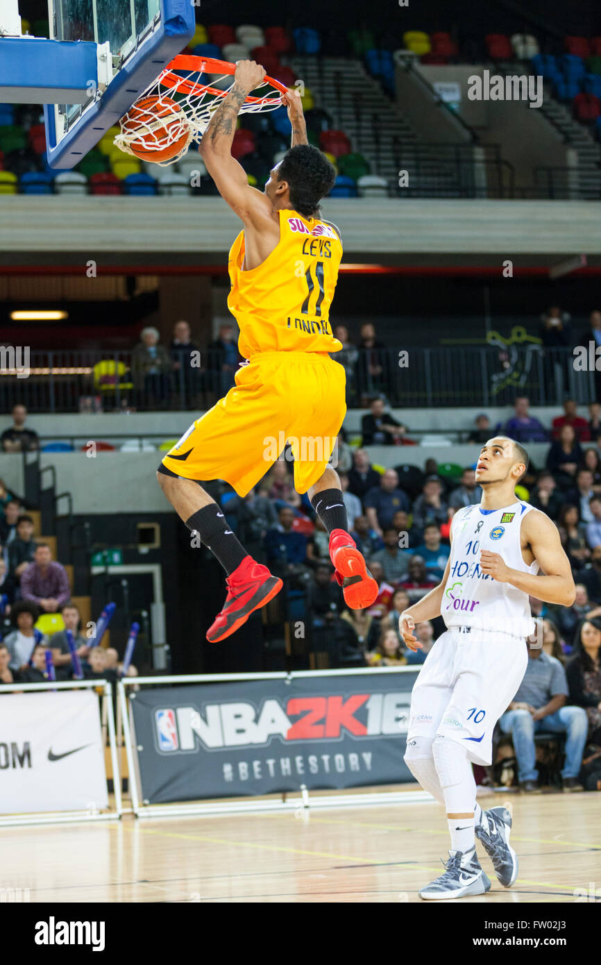 Dunk shot hi-res stock photography and images - Alamy