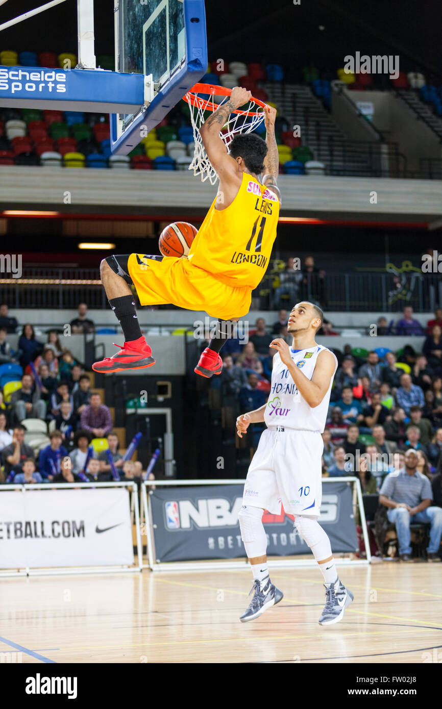 Lewis dunk ball hi-res stock photography and images - Alamy