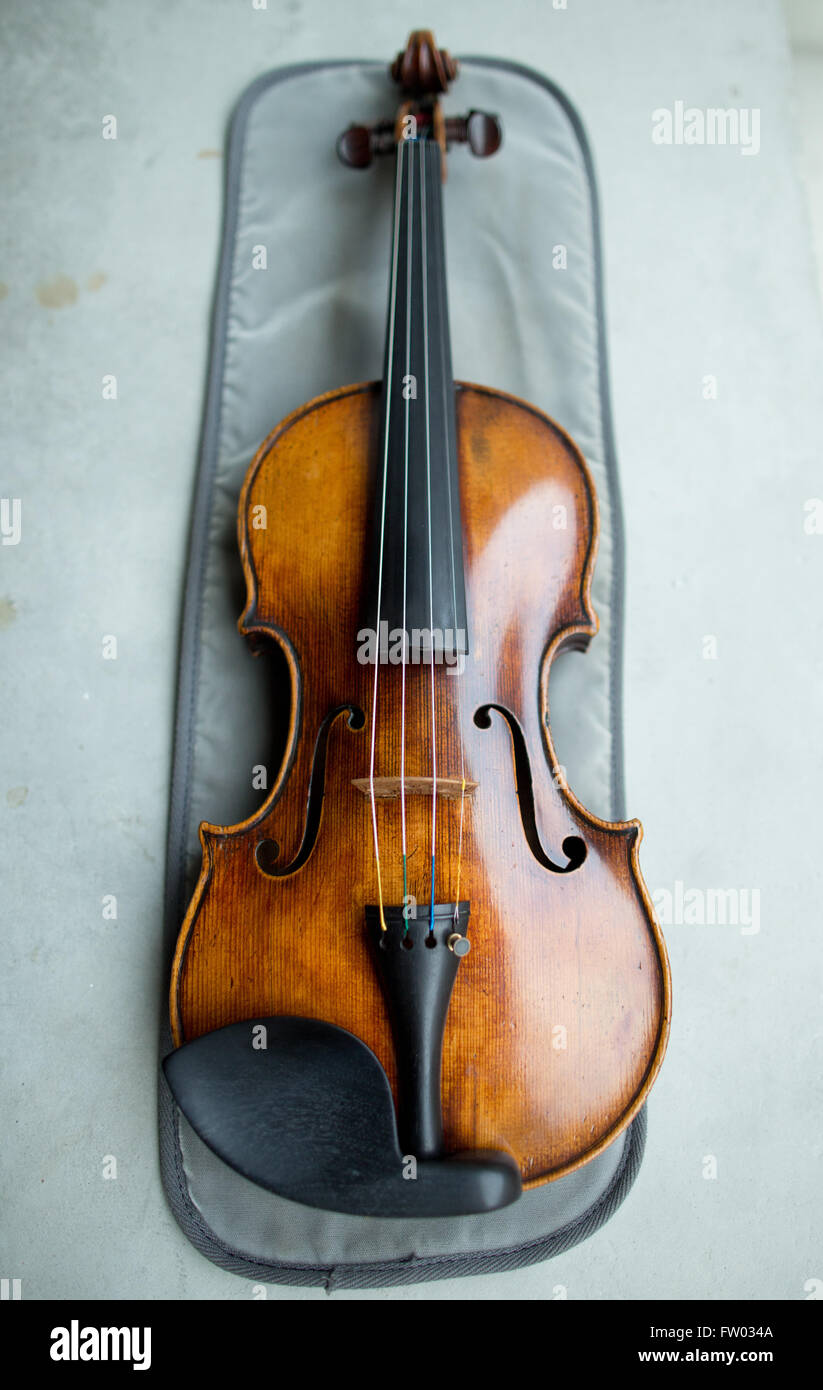 Italian violin maker hi-res stock photography and images - Alamy