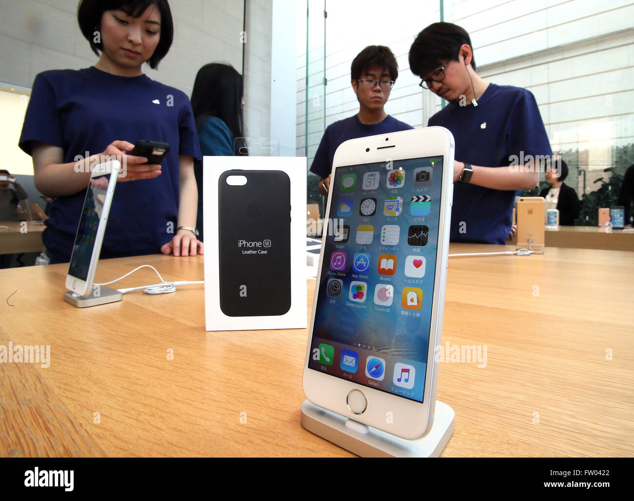 Iphone 4 release hi-res stock photography and images - Alamy