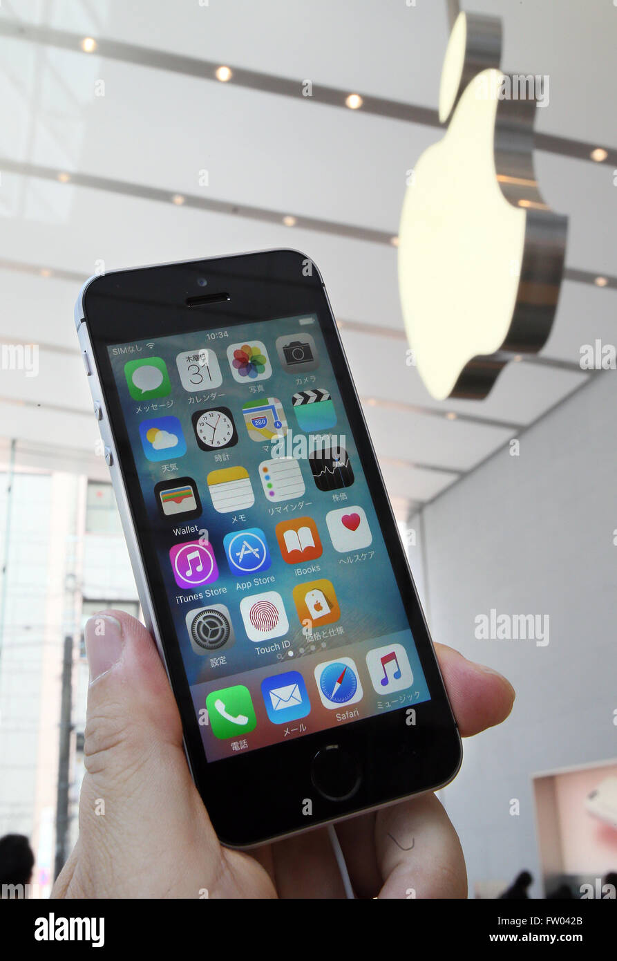 Tokyo, Japan. 31st Mar, 2016. Apple Japan displays the new iPhone SE at ...