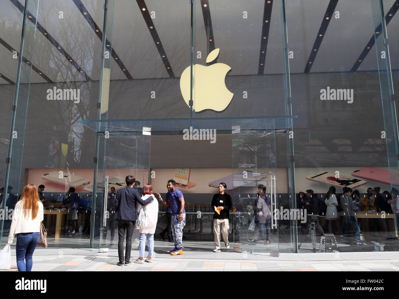 Tokyo, Japan. 31st Mar, 2016. Employees of Japan's Apple store greet ...