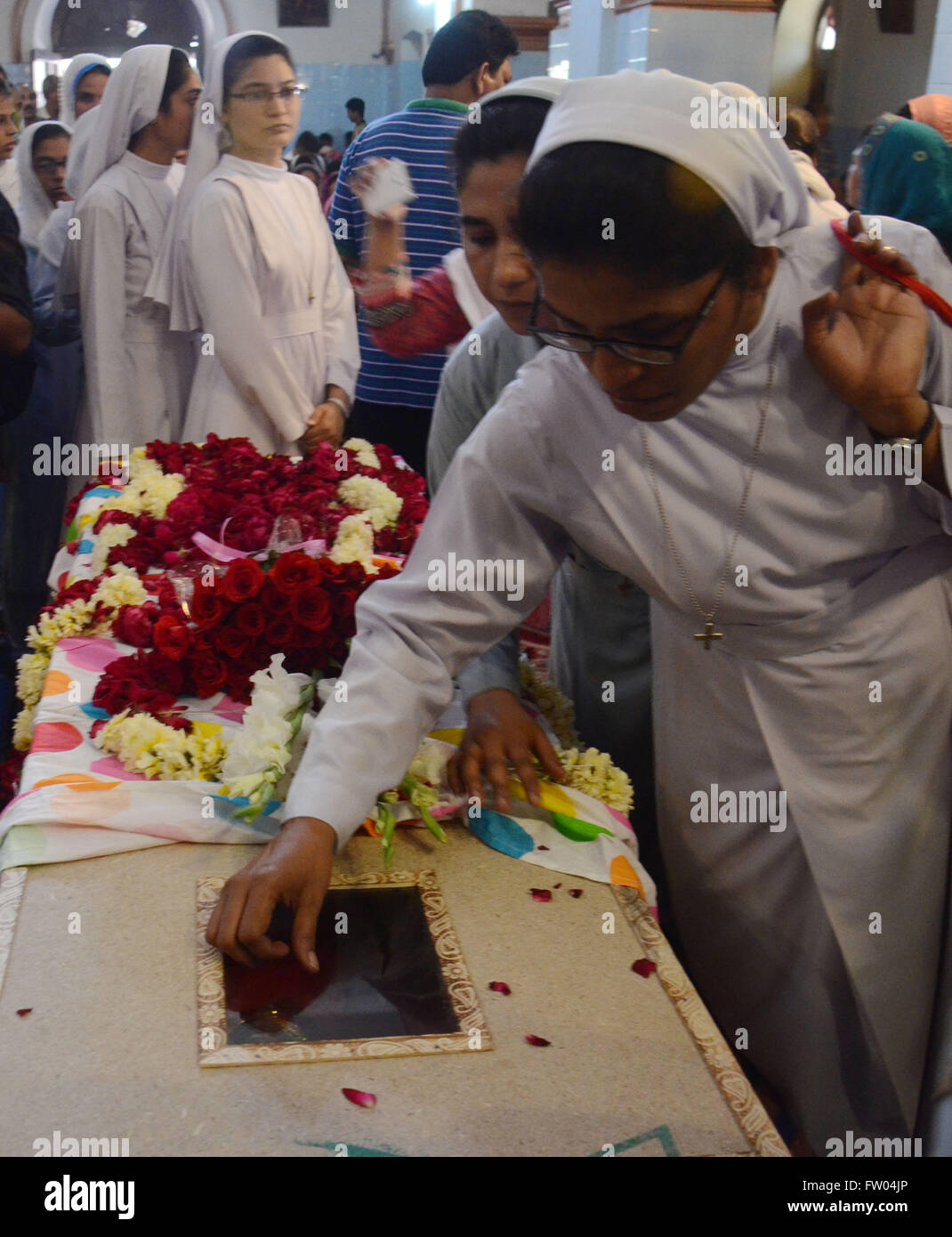 Lahore, Pakistan. 30th Mar, 2016. Pakistani Christian mourn during the ...
