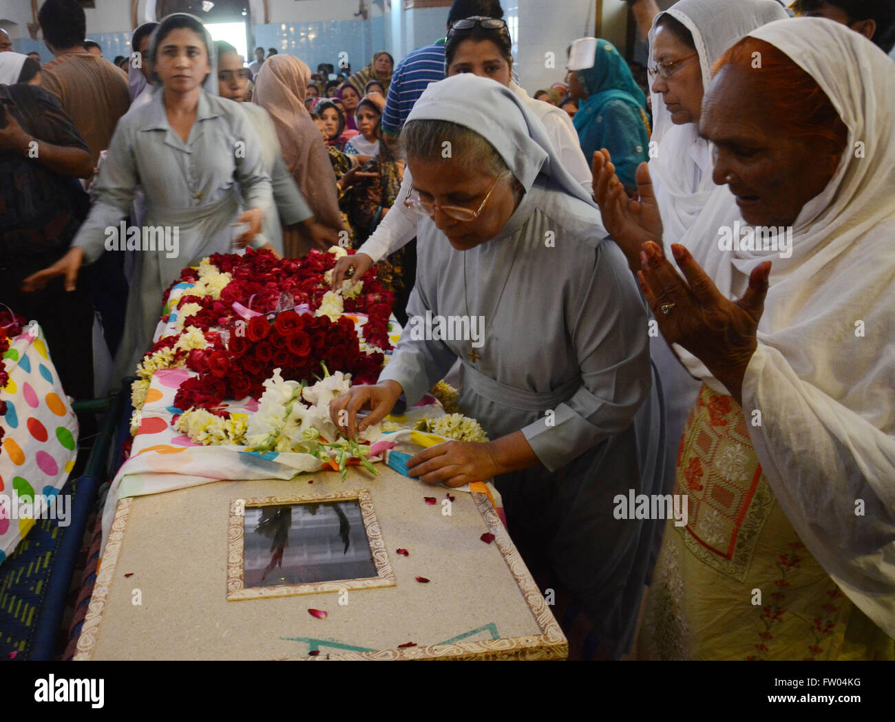 Lahore, Pakistan. 30th Mar, 2016. Pakistani Christian mourn during the ...
