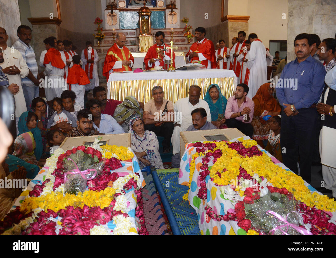 Lahore, Pakistan. 30th Mar, 2016. Pakistani Christian mourn during the ...