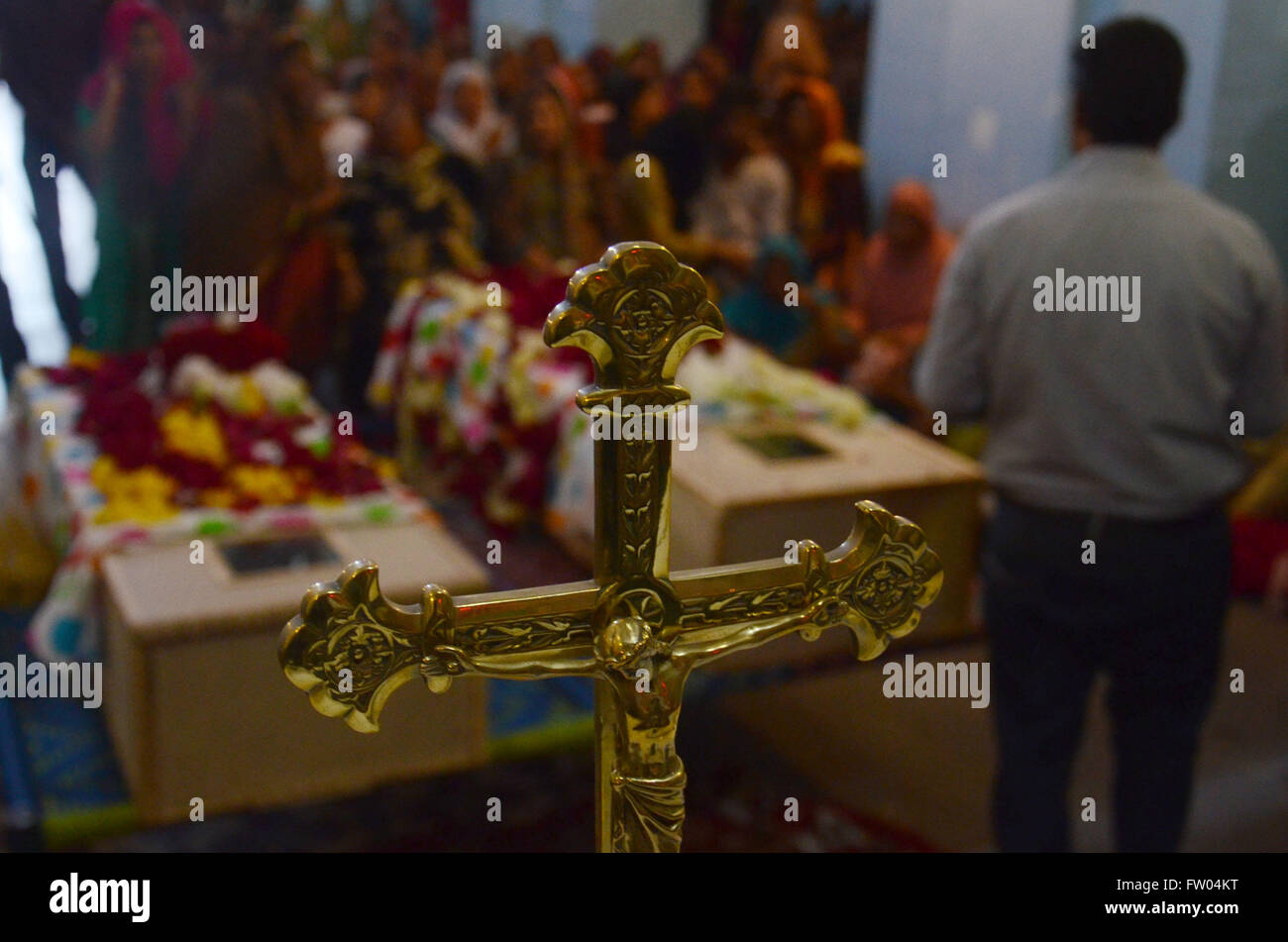 Lahore, Pakistan. 30th Mar, 2016. Pakistani Christian mourn during the ...