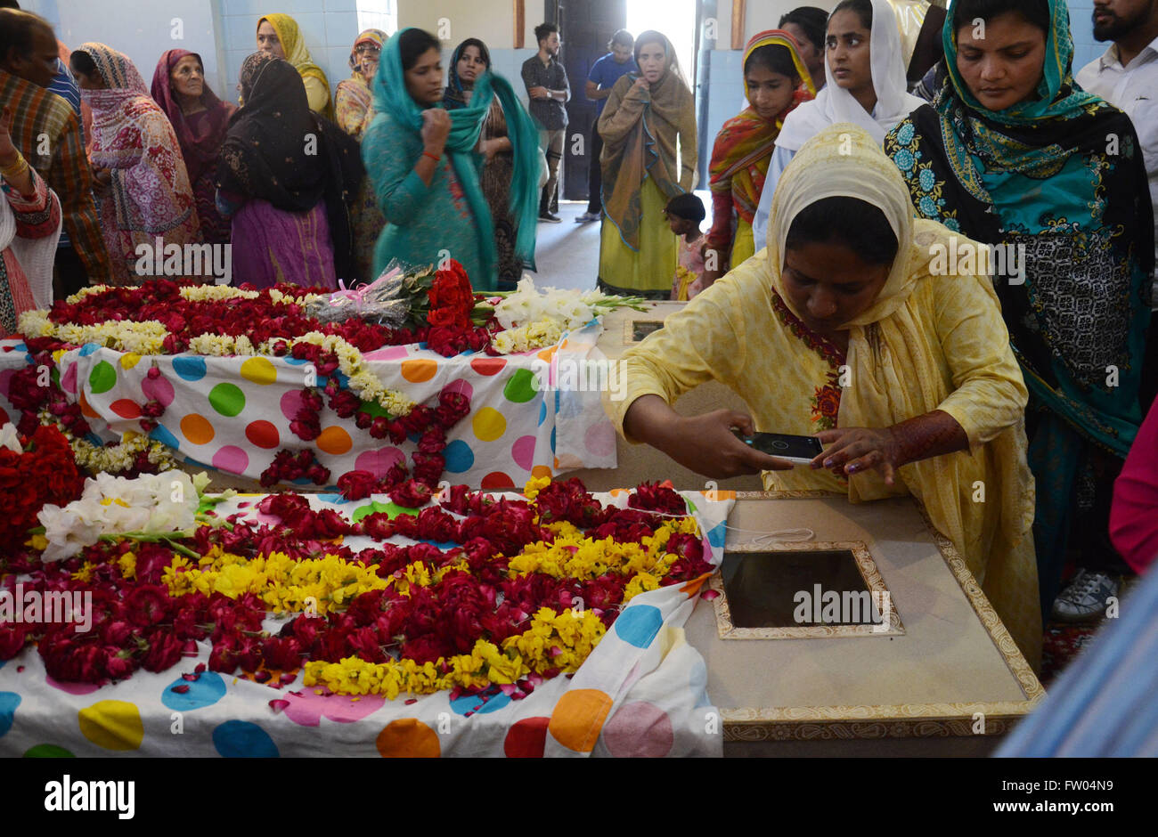 Lahore, Pakistan. 30th Mar, 2016. Pakistani Christian mourn during the ...