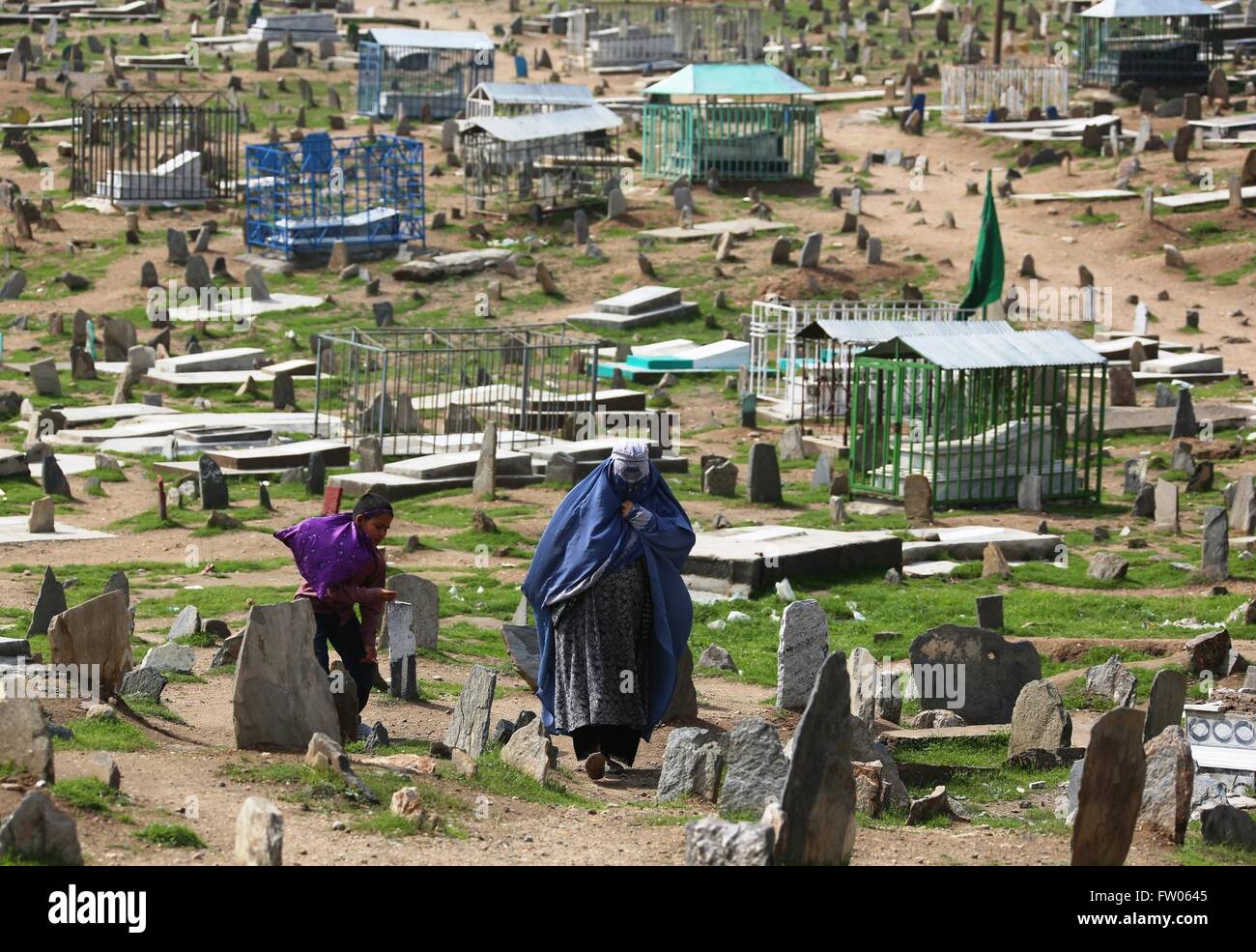 (160331) -- KABUL, March 31, 2016 (Xinhua) -- Afghan people walk at a ...