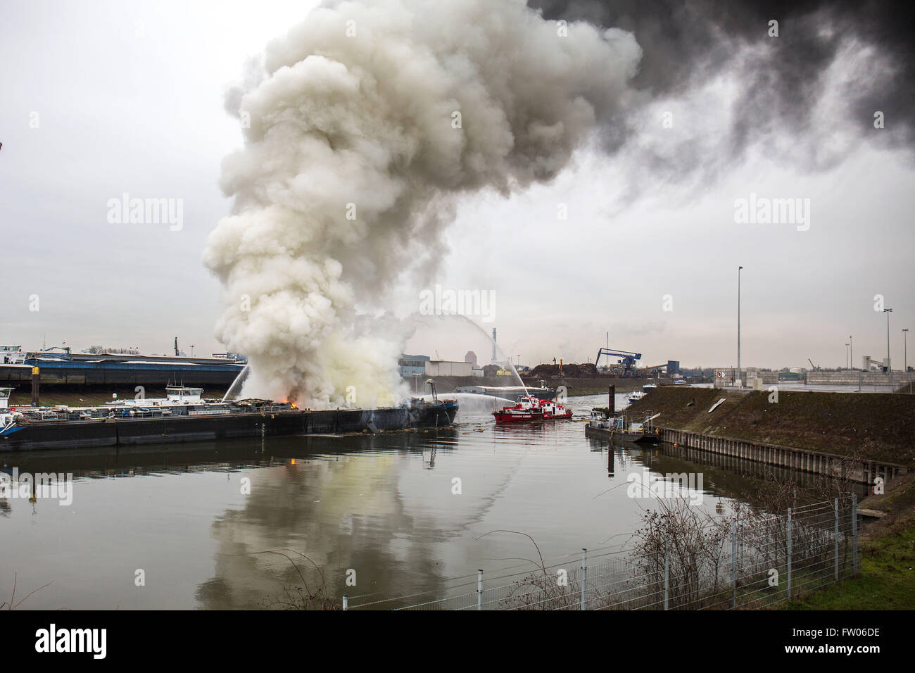 Duisburg, Germany. 31st Mar, 2016. A firefighting vessel extinguishes a ...
