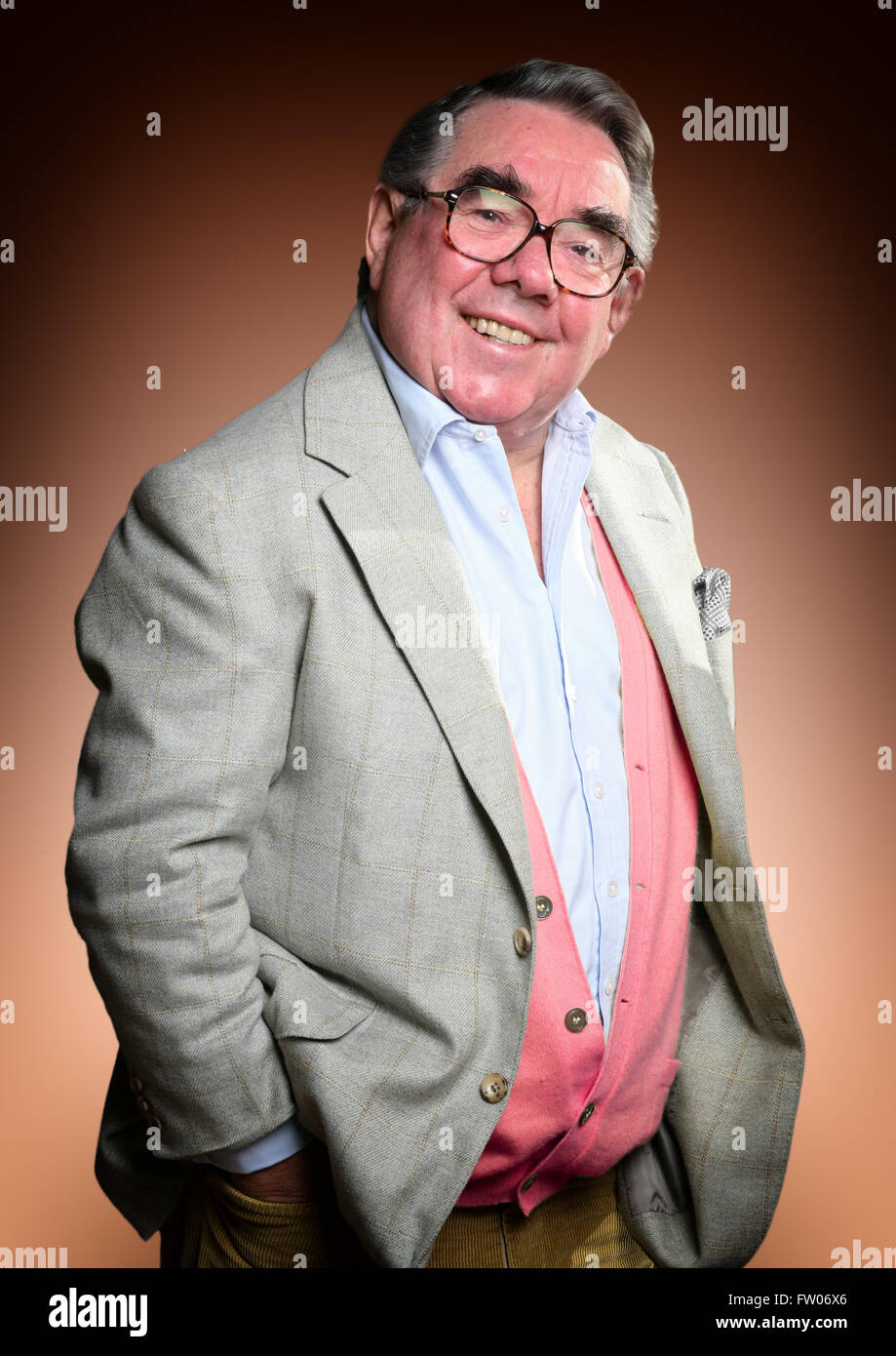 Ronnie corbett hi-res stock photography and images - Alamy