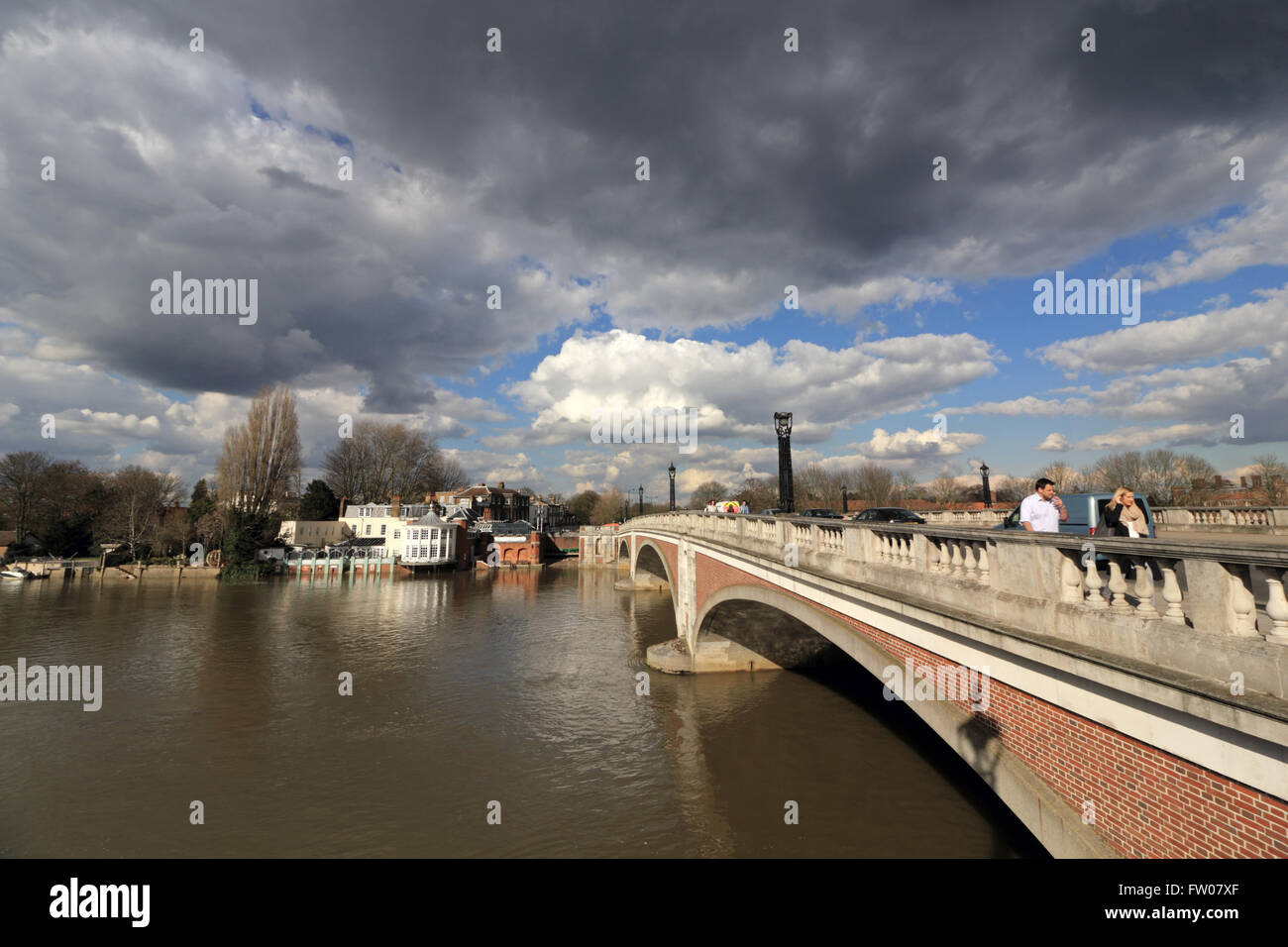 Hampton Court, London, UK. 31st March 2016. Large cumulus clouds ...