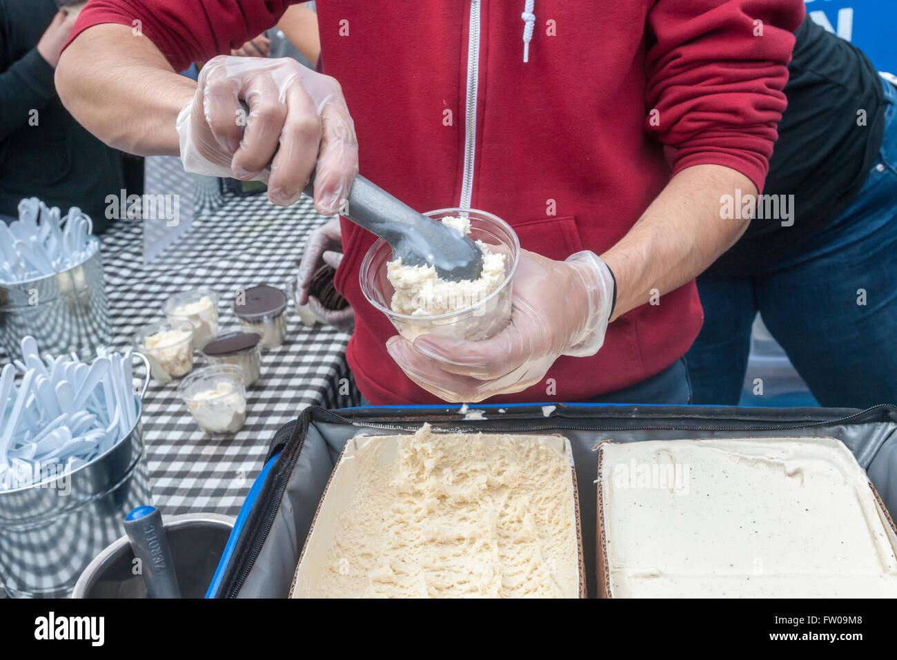 Union Square Park, New York, USA. 31st March, 2016. Volunteers scoop ...