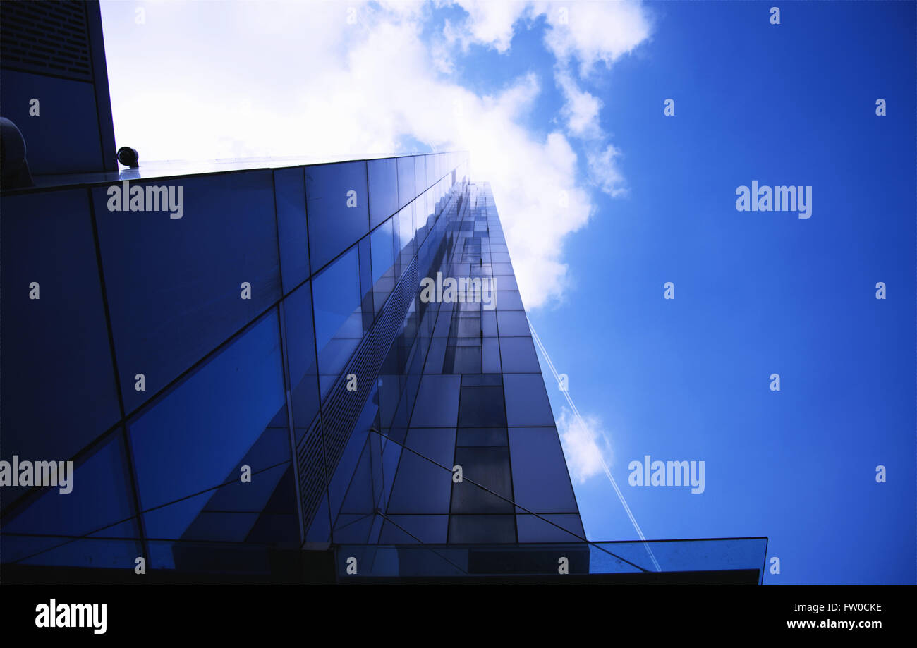 London alley sky hi-res stock photography and images - Alamy