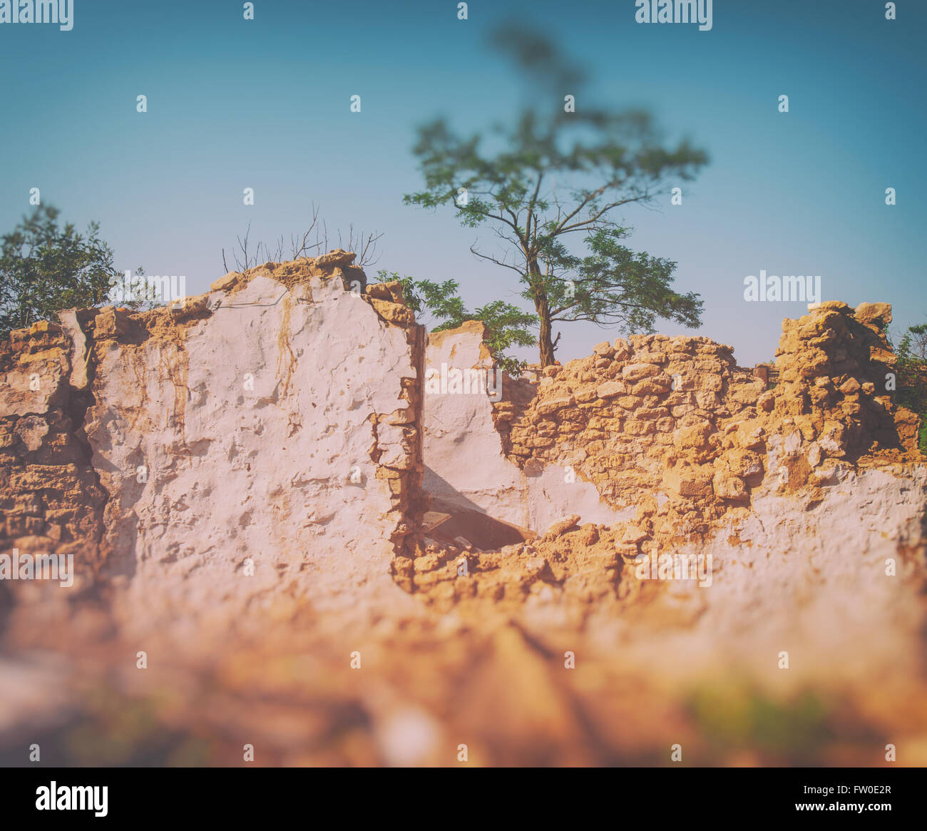 Destroyed buildin hi-res stock photography and images - Alamy