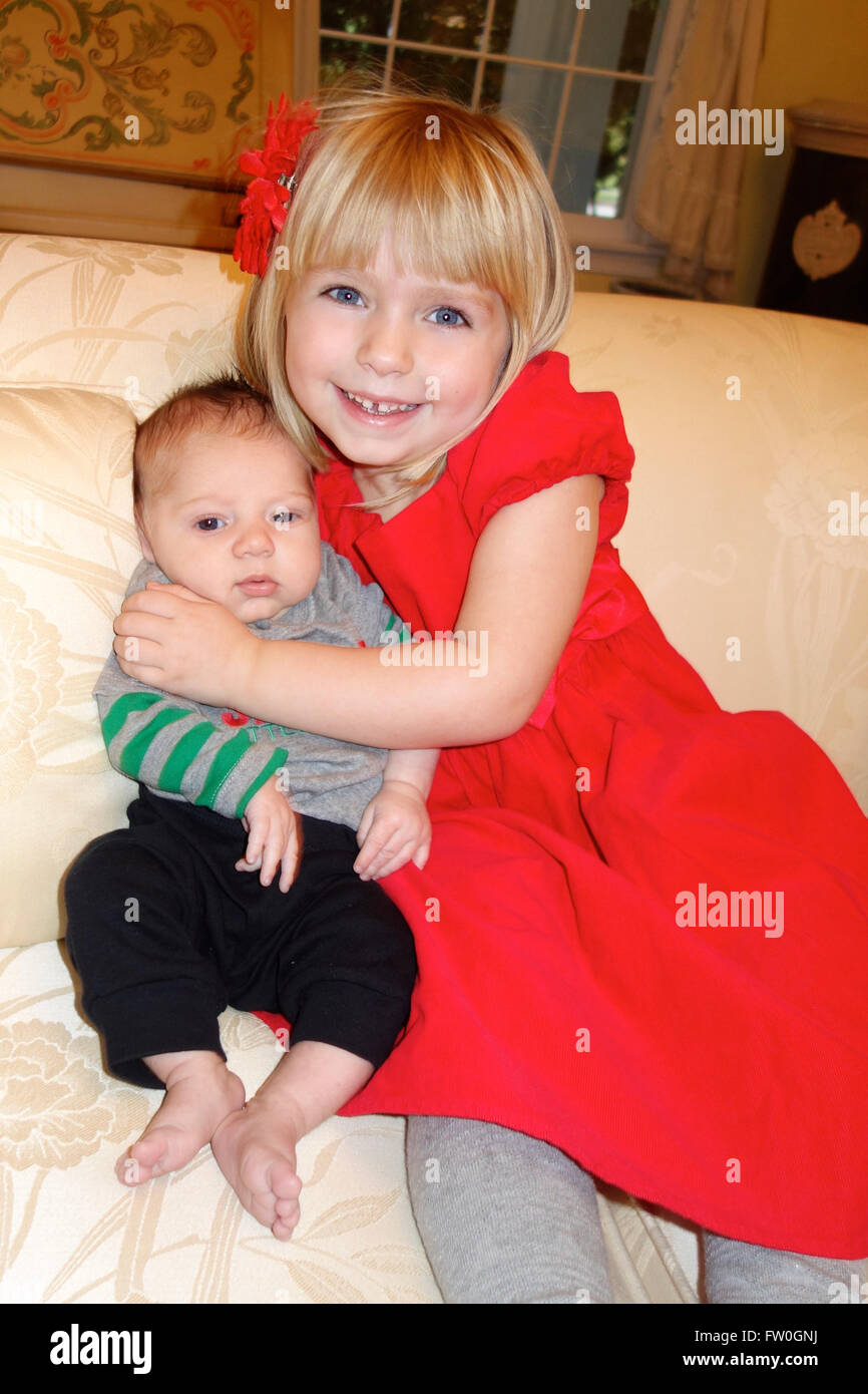Big brother little sister hi-res stock photography and images - Alamy