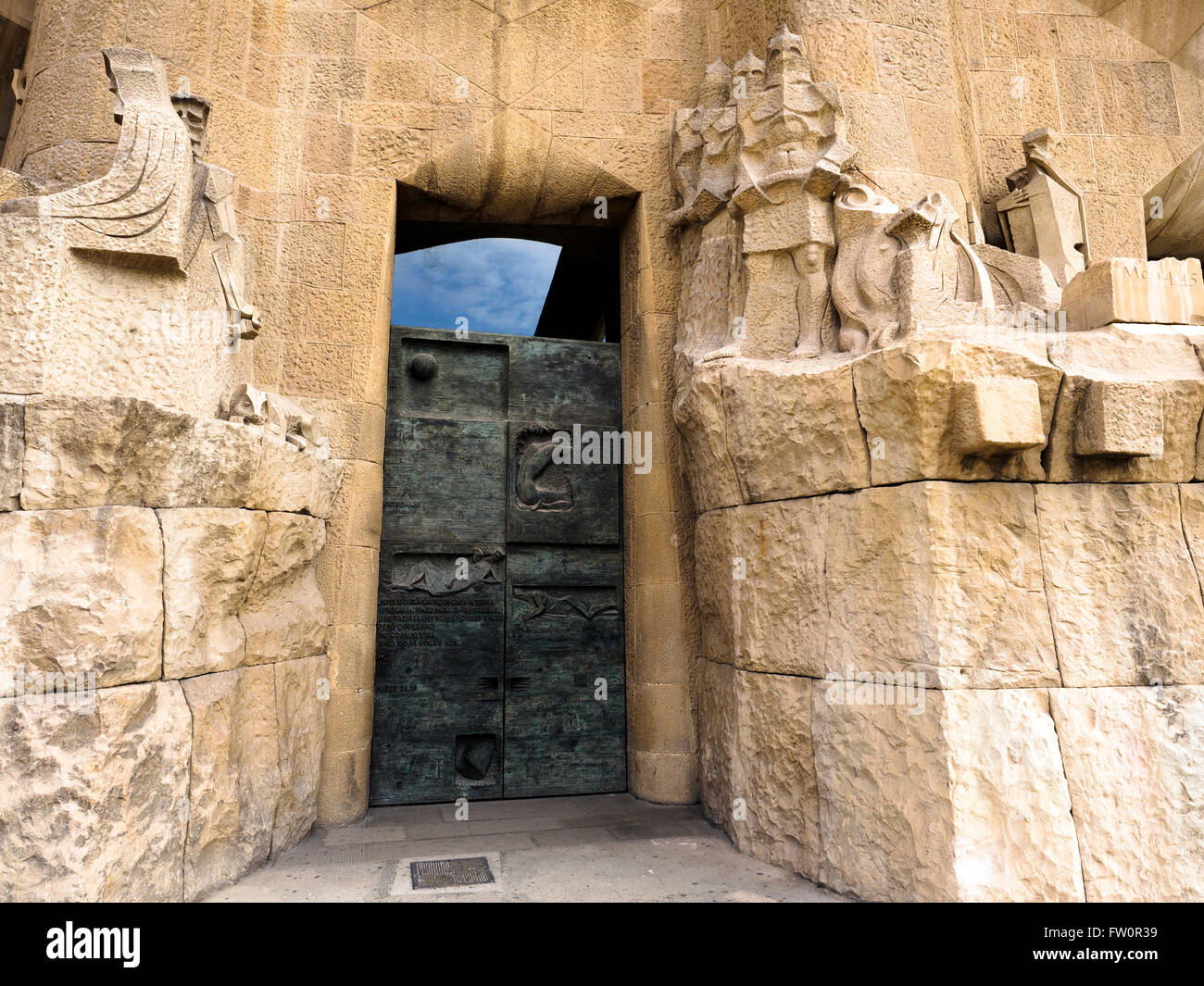 The Basílica i Temple Expiatori de la Sagrada Família designed by ...