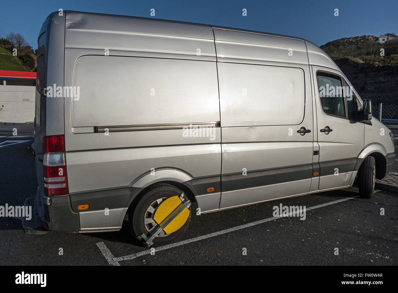 WHEEL CLAMP ON A VAN Stock Photo - Alamy