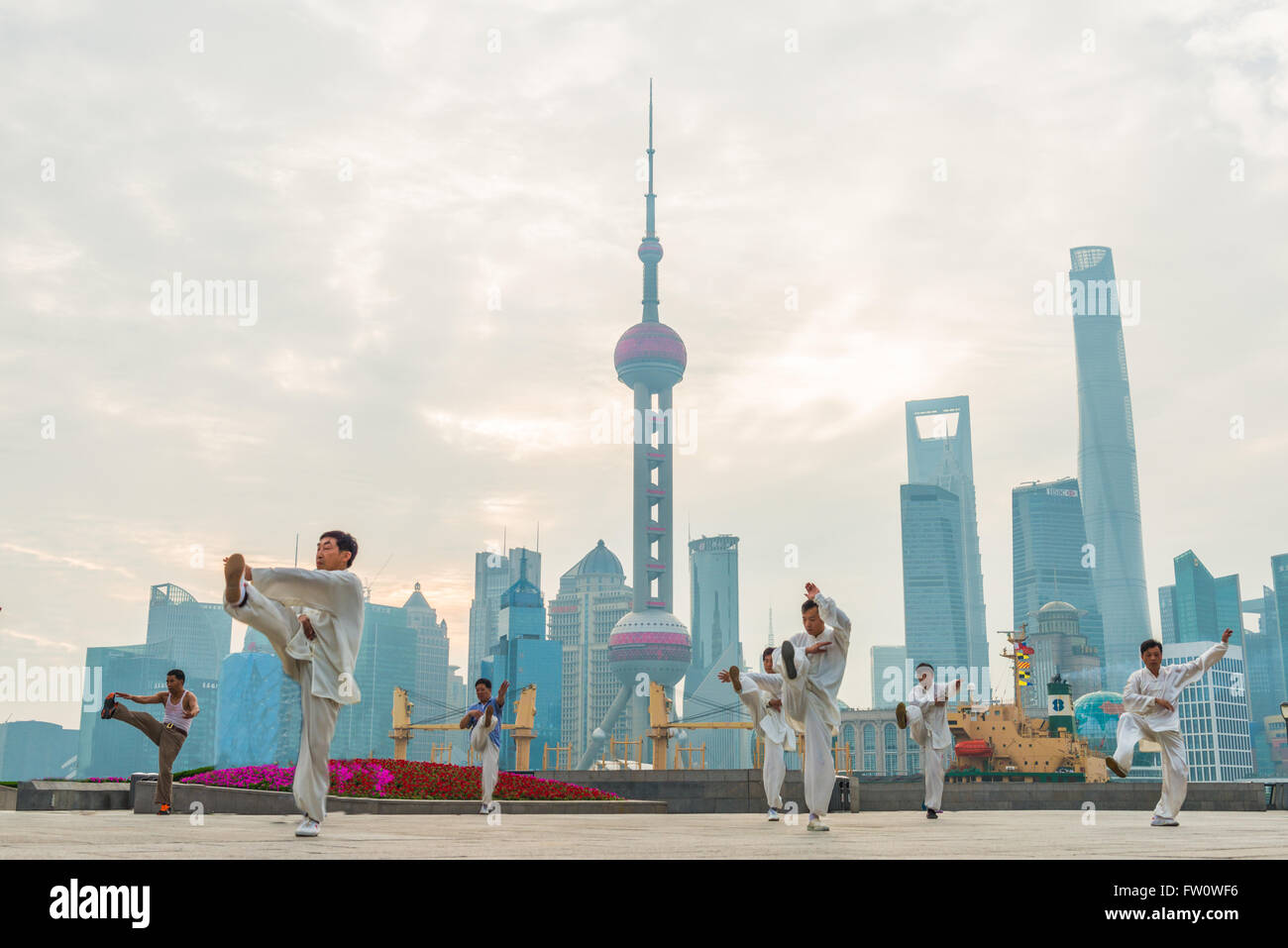 Chinese people in Shanghai Bund to play tai chi Stock Photo - Alamy