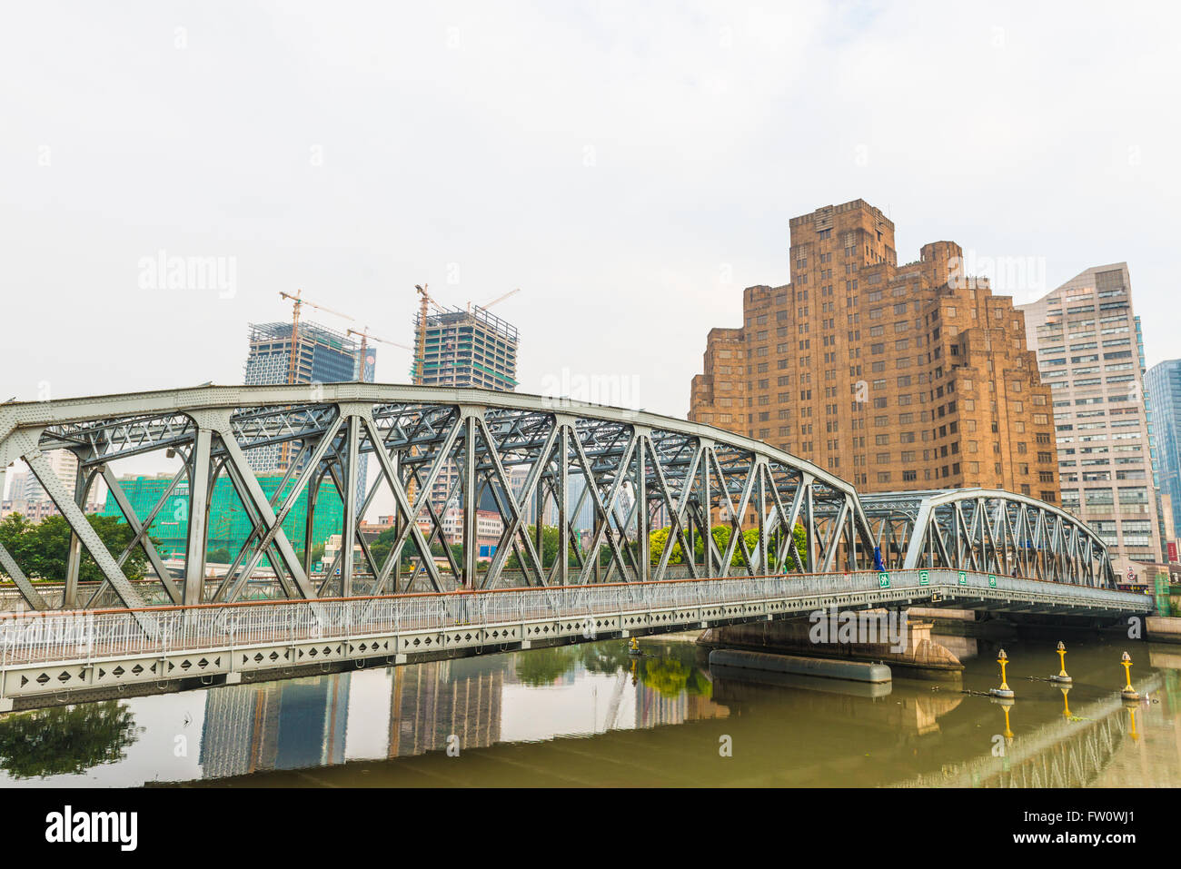 Shanghai Bund medieval garden bridge Stock Photo - Alamy