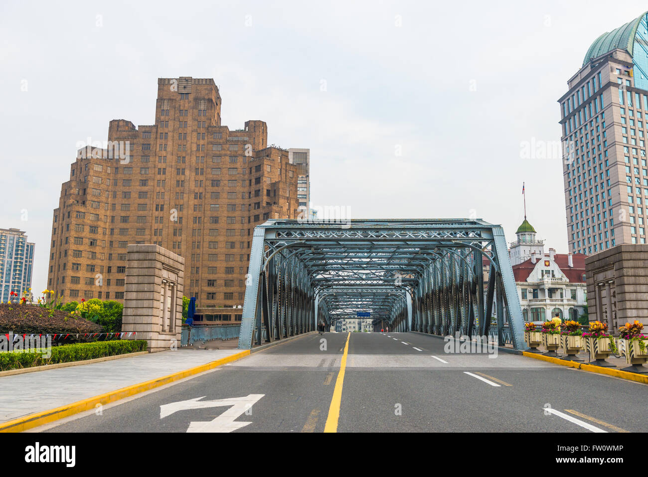 Shanghai Bund medieval garden bridge Stock Photo - Alamy