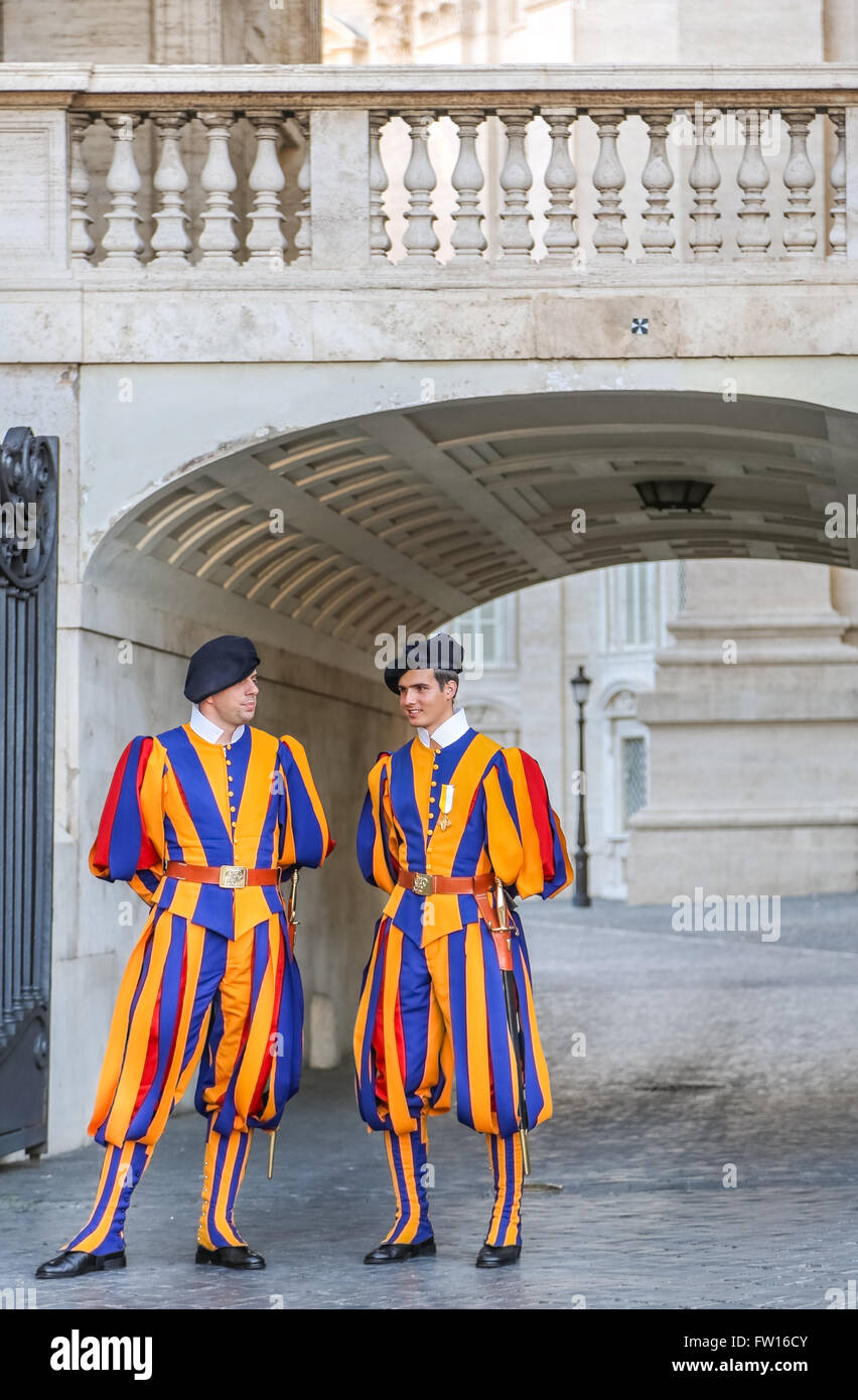 Members of the Pontifical Swiss Guard Stock Photo - Alamy