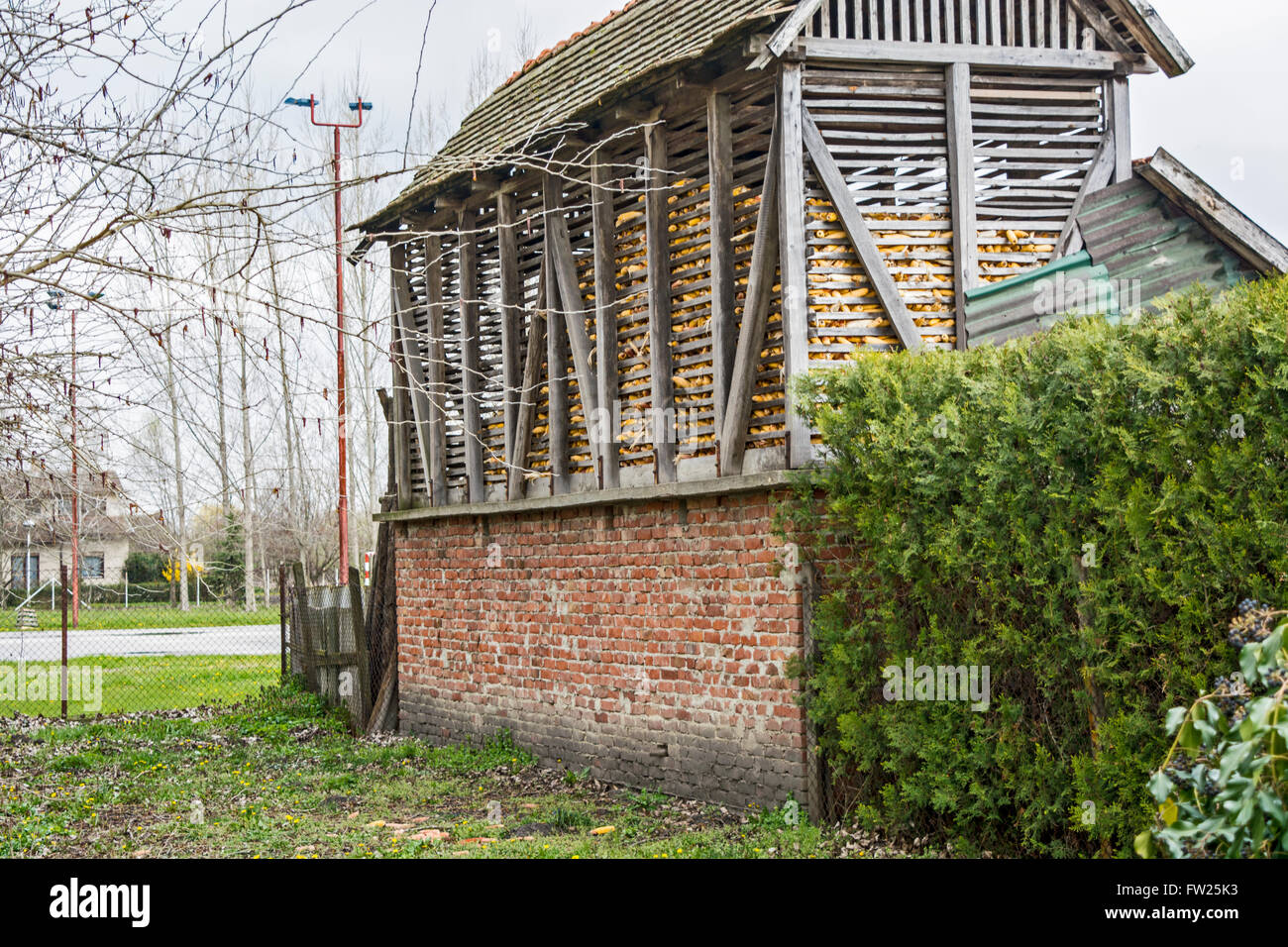 Warehouse exterior roof hi-res stock photography and images - Alamy