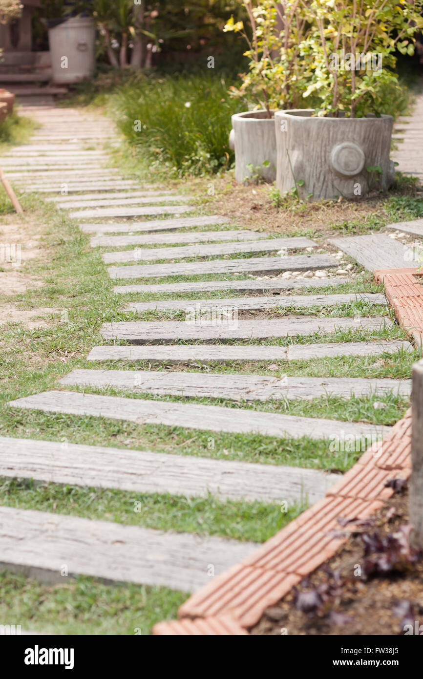 Garden path grass hi-res stock photography and images - Alamy