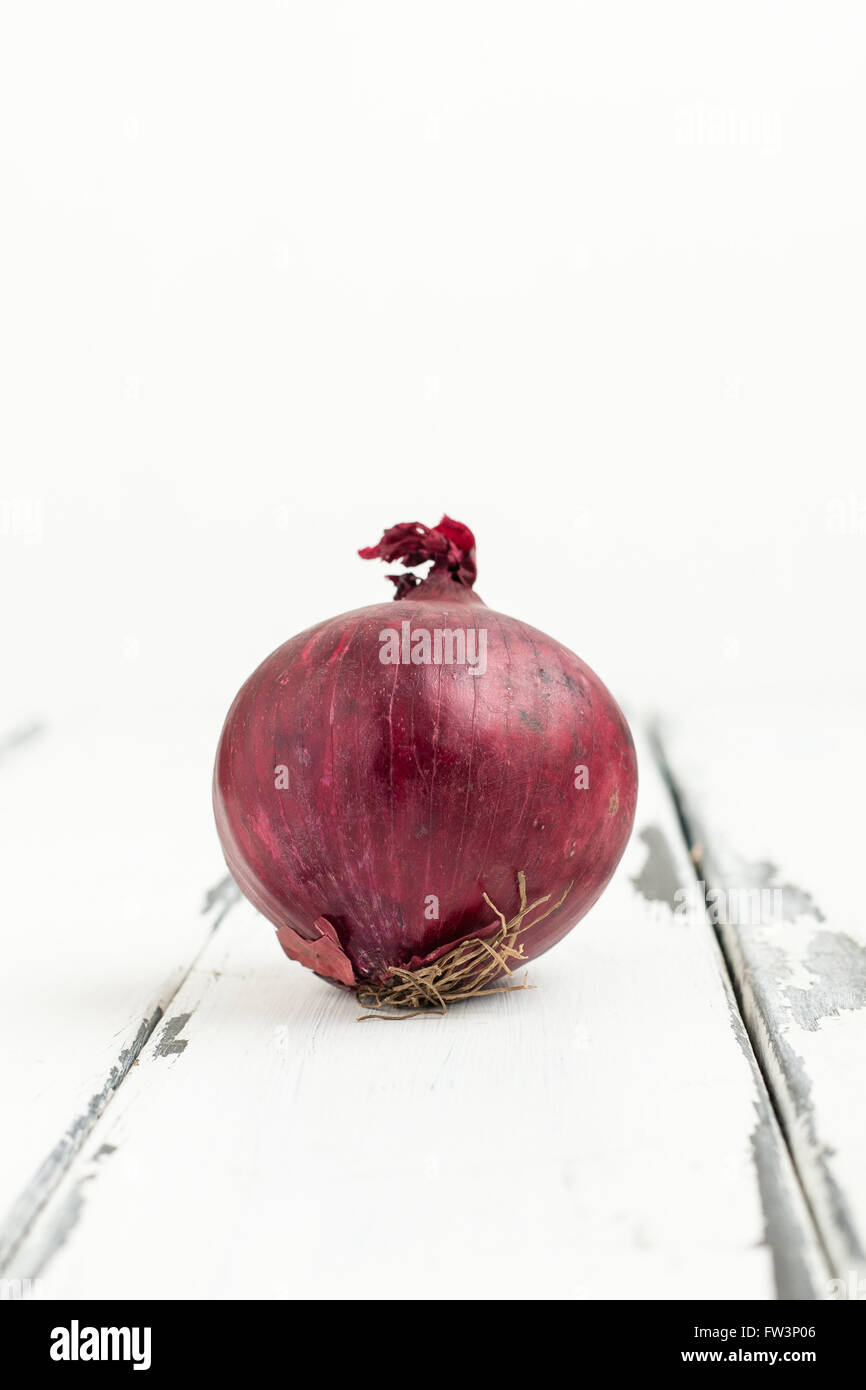one red onion on white vintage wooden Stock Photo - Alamy