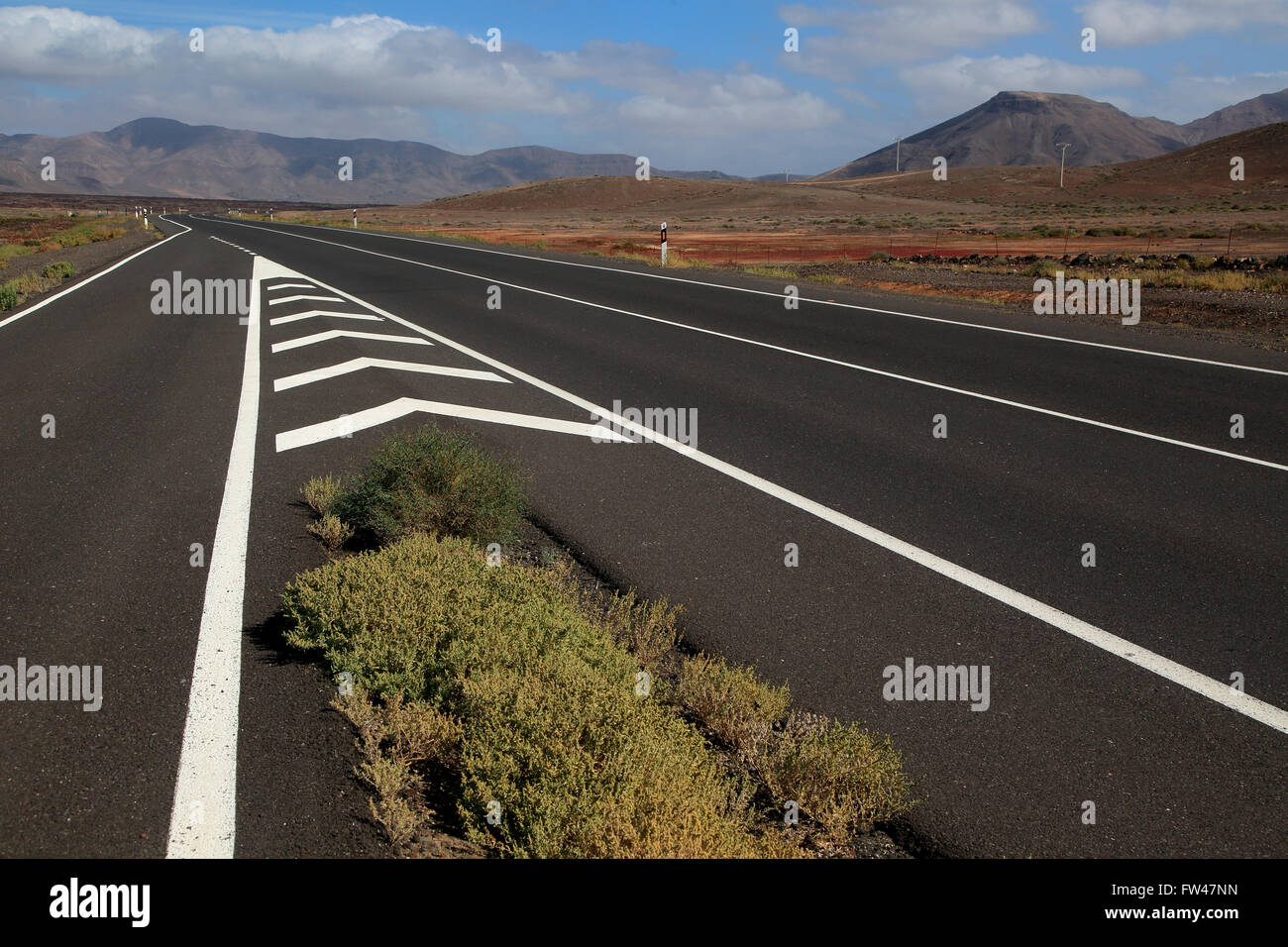 Chevron road lines on main highway through Malpaís Grande national park ...